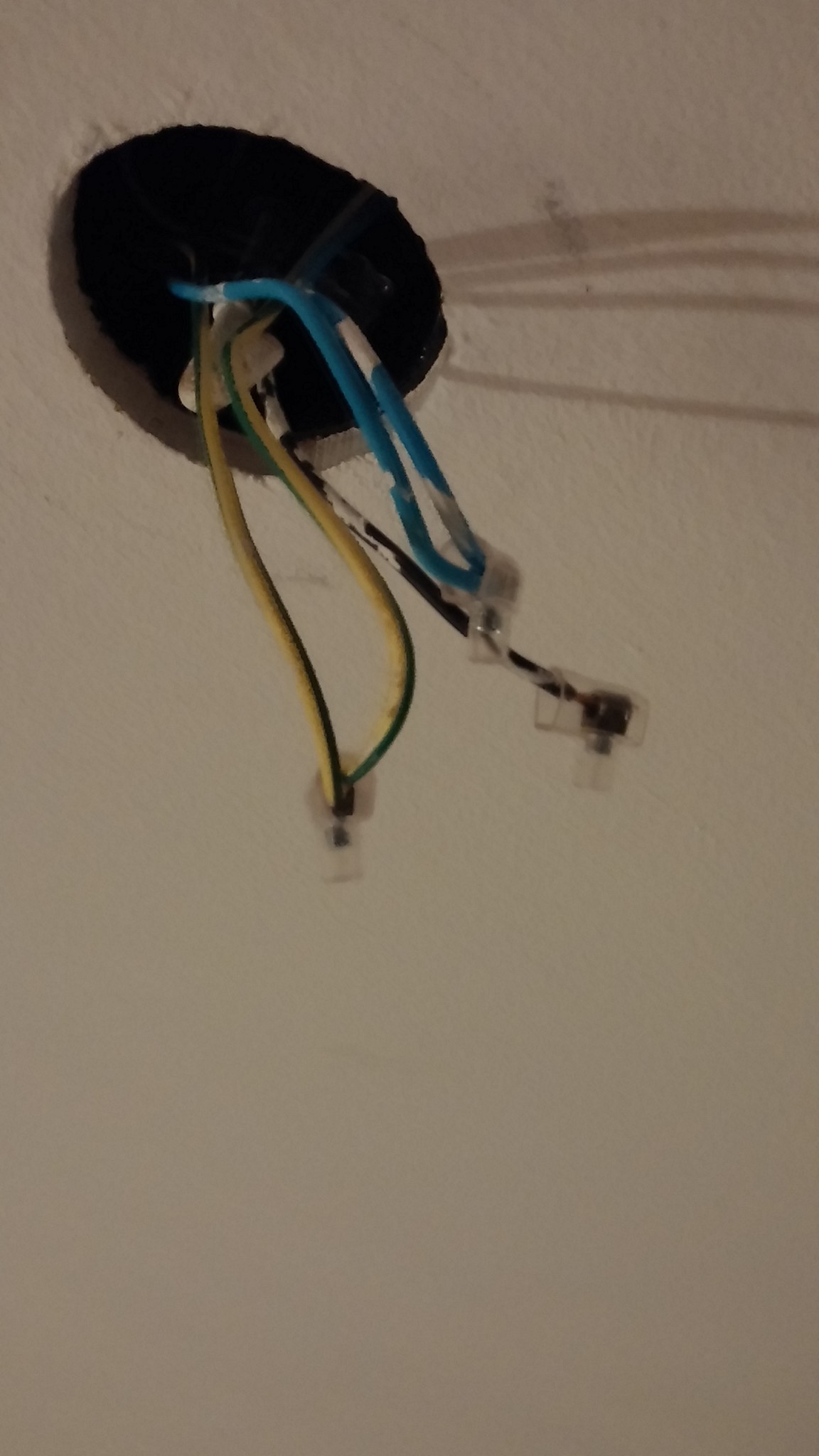 Lamputtag tak, dubbla kablar [Bild] | Byggahus.se