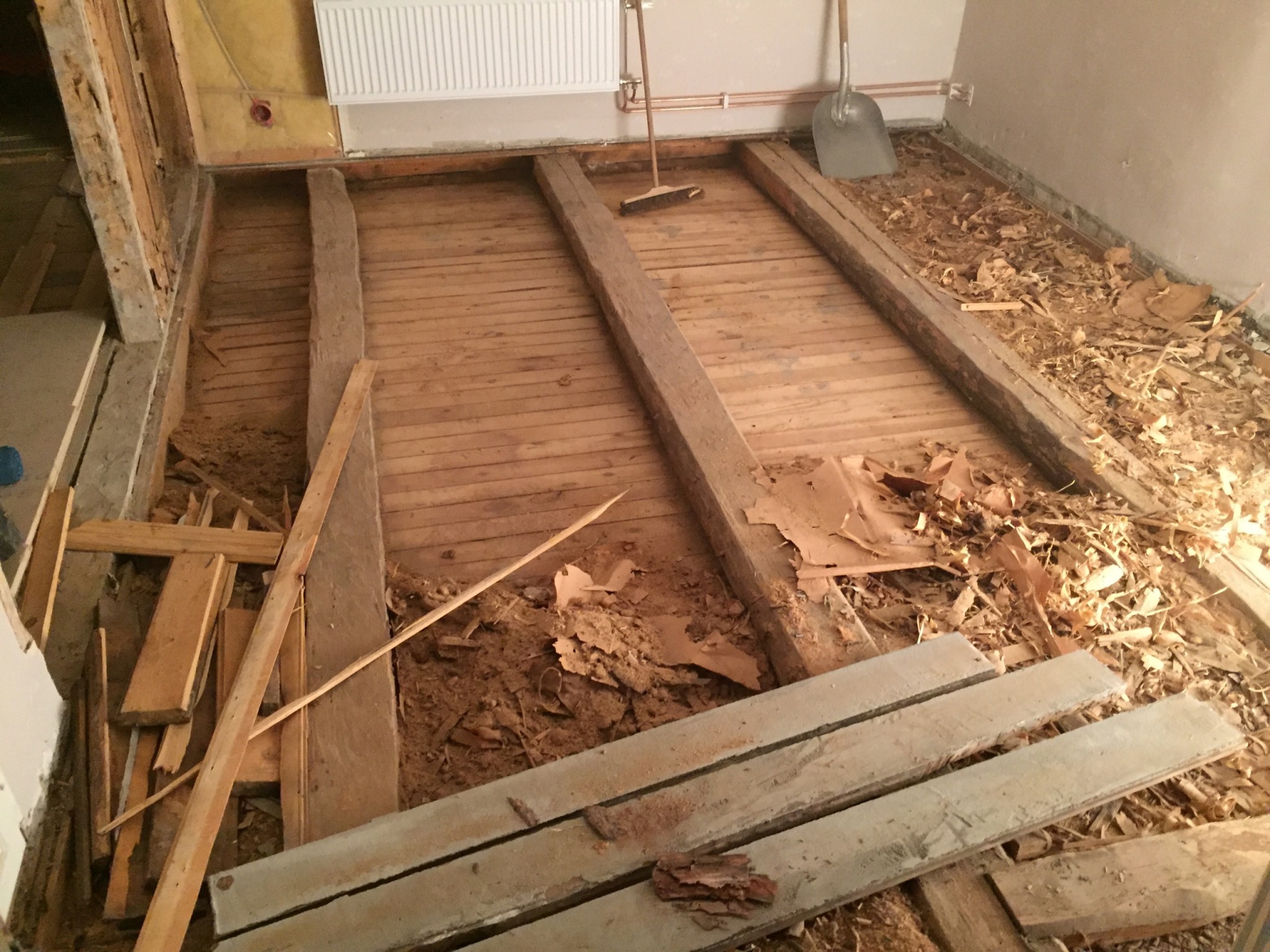 Lägga massivt trägolv på ojämnt underlag | Byggahus.se