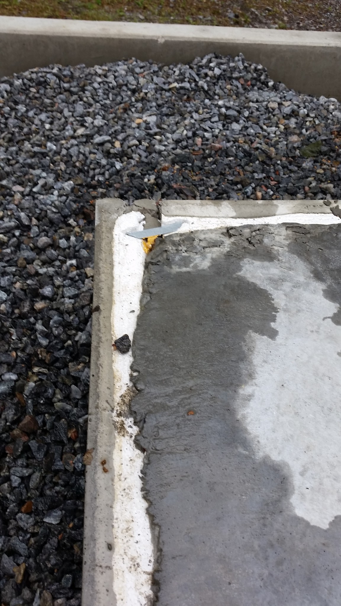 Hur fästa syll rakt och fint i denna betongplatta | Byggahus.se