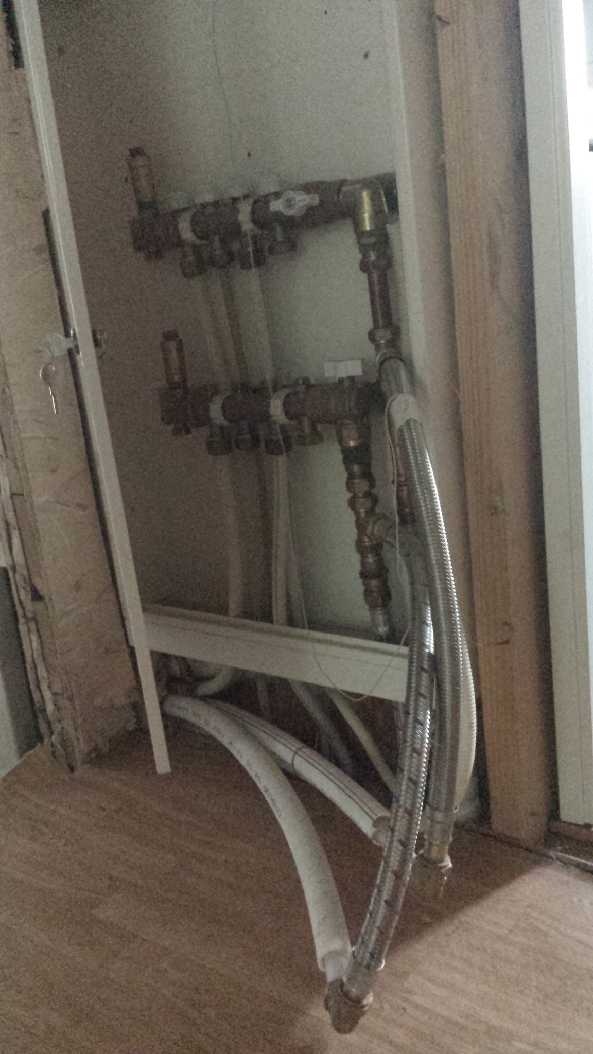 Går det att bocka in dessa rör i fördelarskåpet? | Byggahus.se