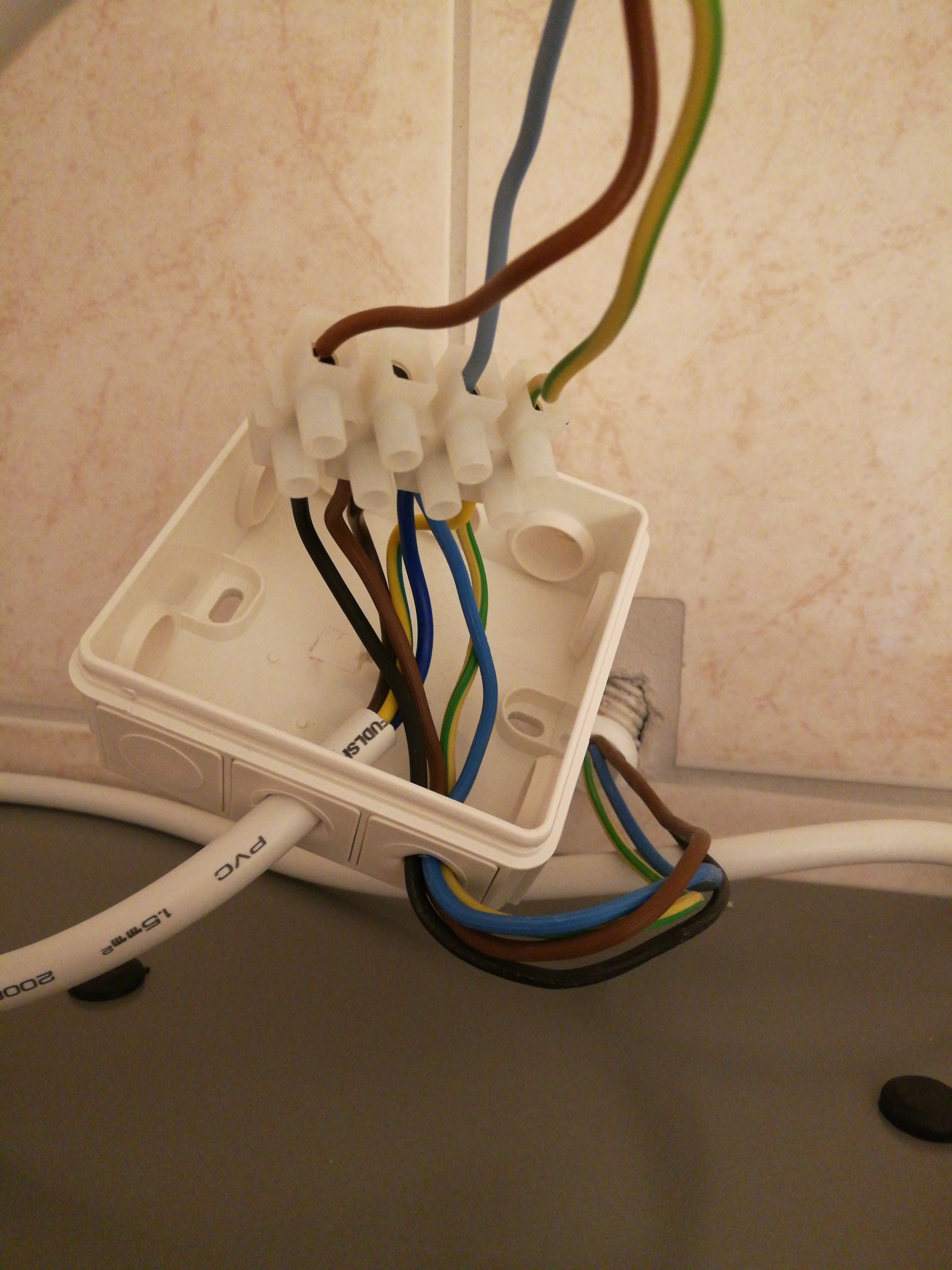 Dra el från armatur i badrummet | Byggahus.se