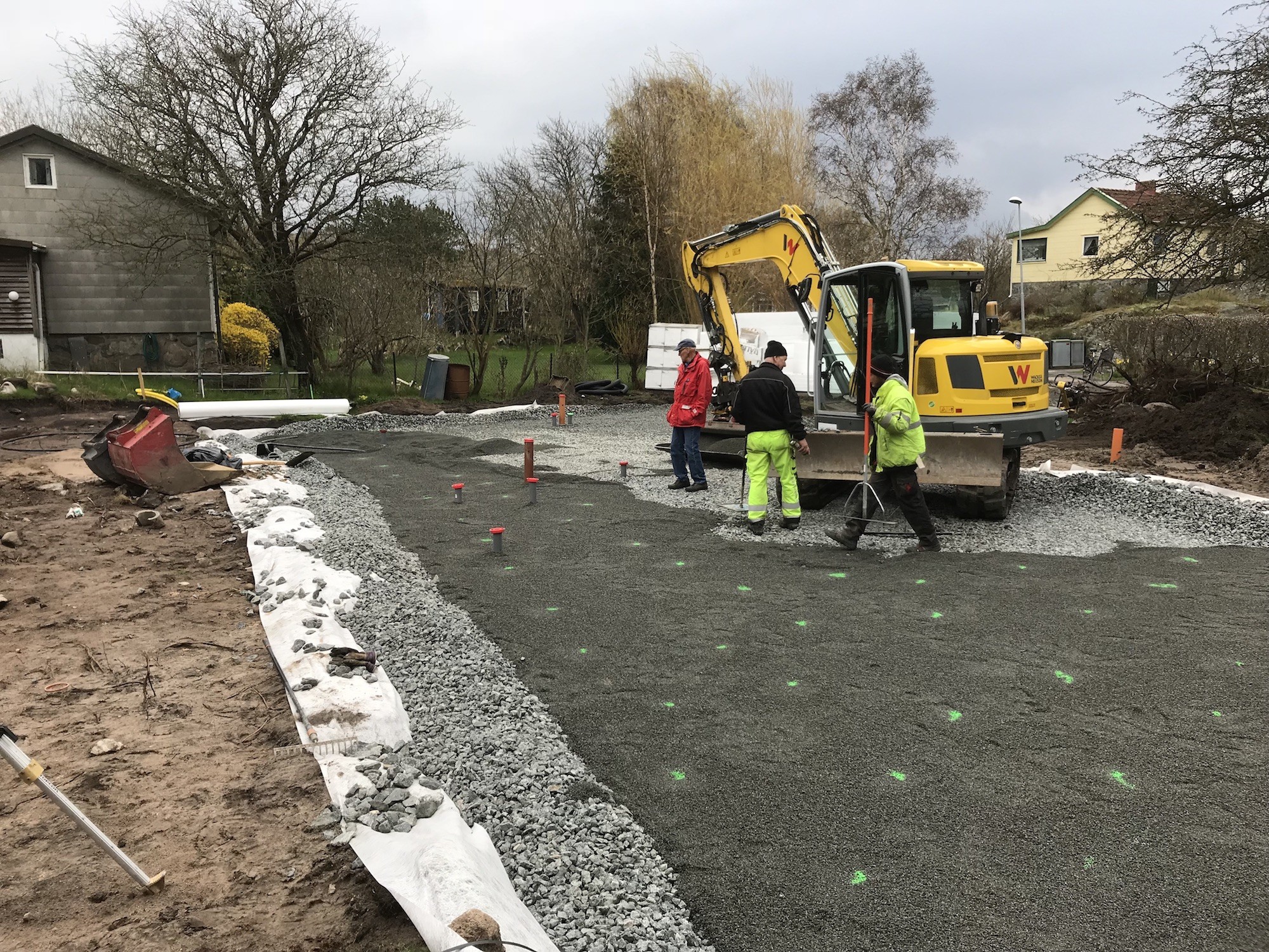 Radonskydd med plastfolie - mot flisbädd eller ovanpå första lagret ...