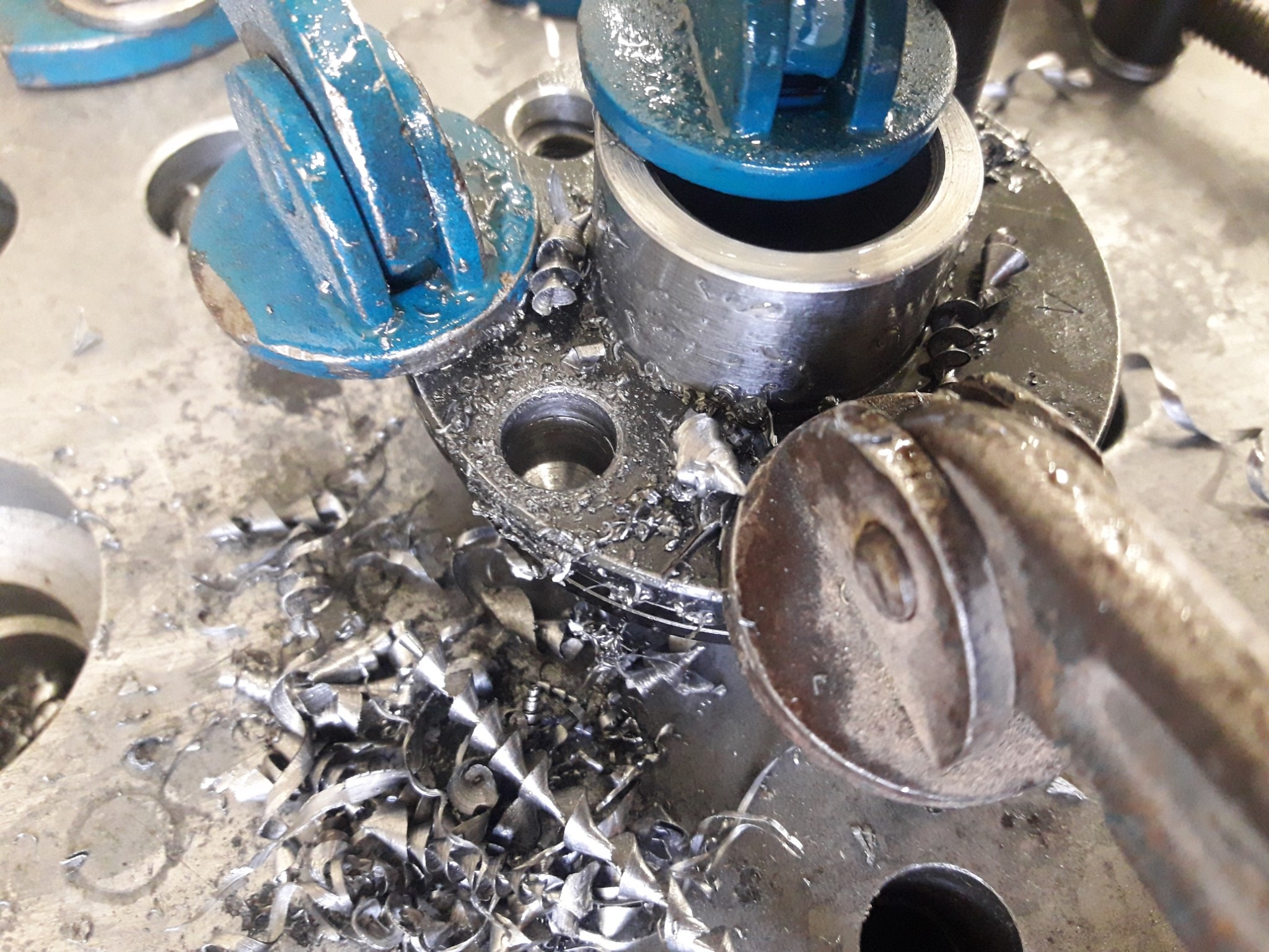 Borra i tunt material nära en kant. | Byggahus.se