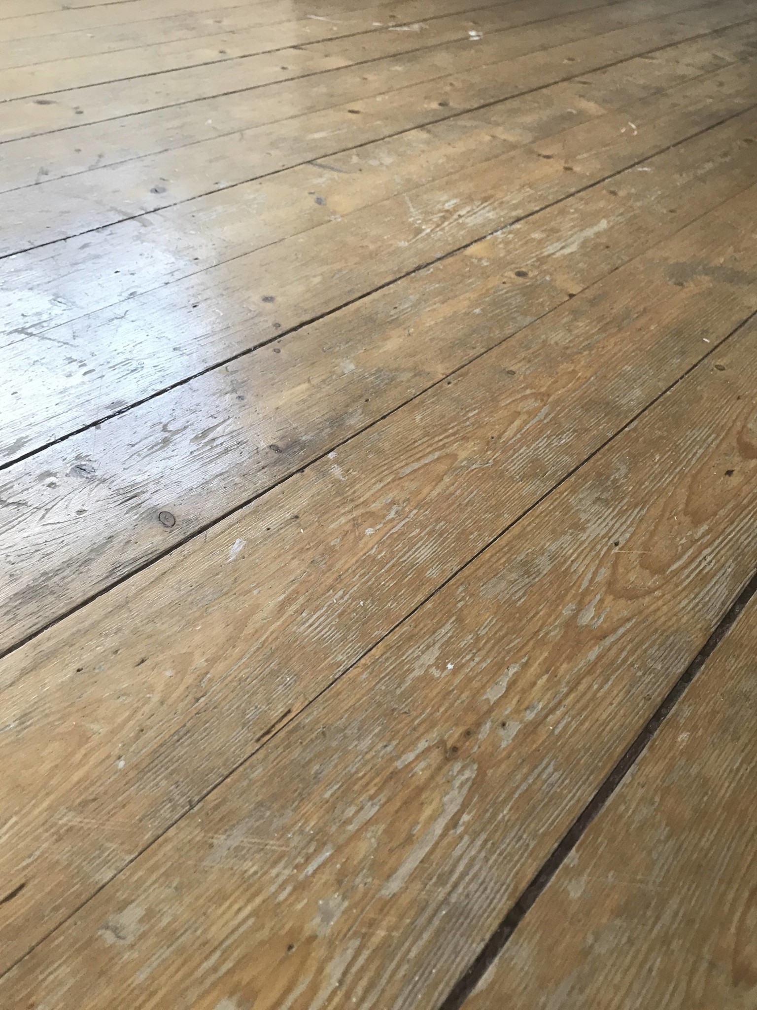 Hjälp, Massivt spontat trägolv 28x100 från 1935 | Byggahus.se