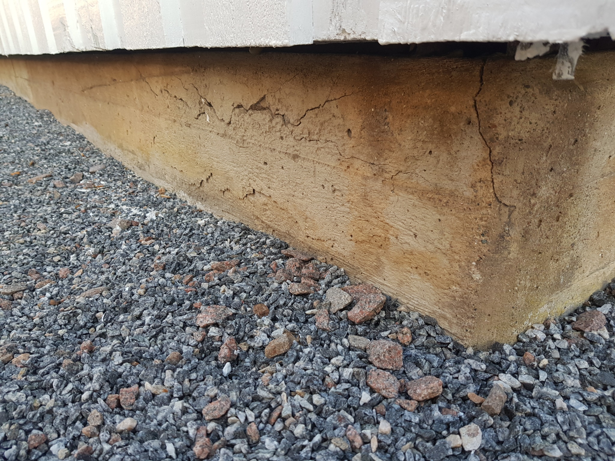 Hur laga sprickor i sockel för plank? [Bilder] | Byggahus.se
