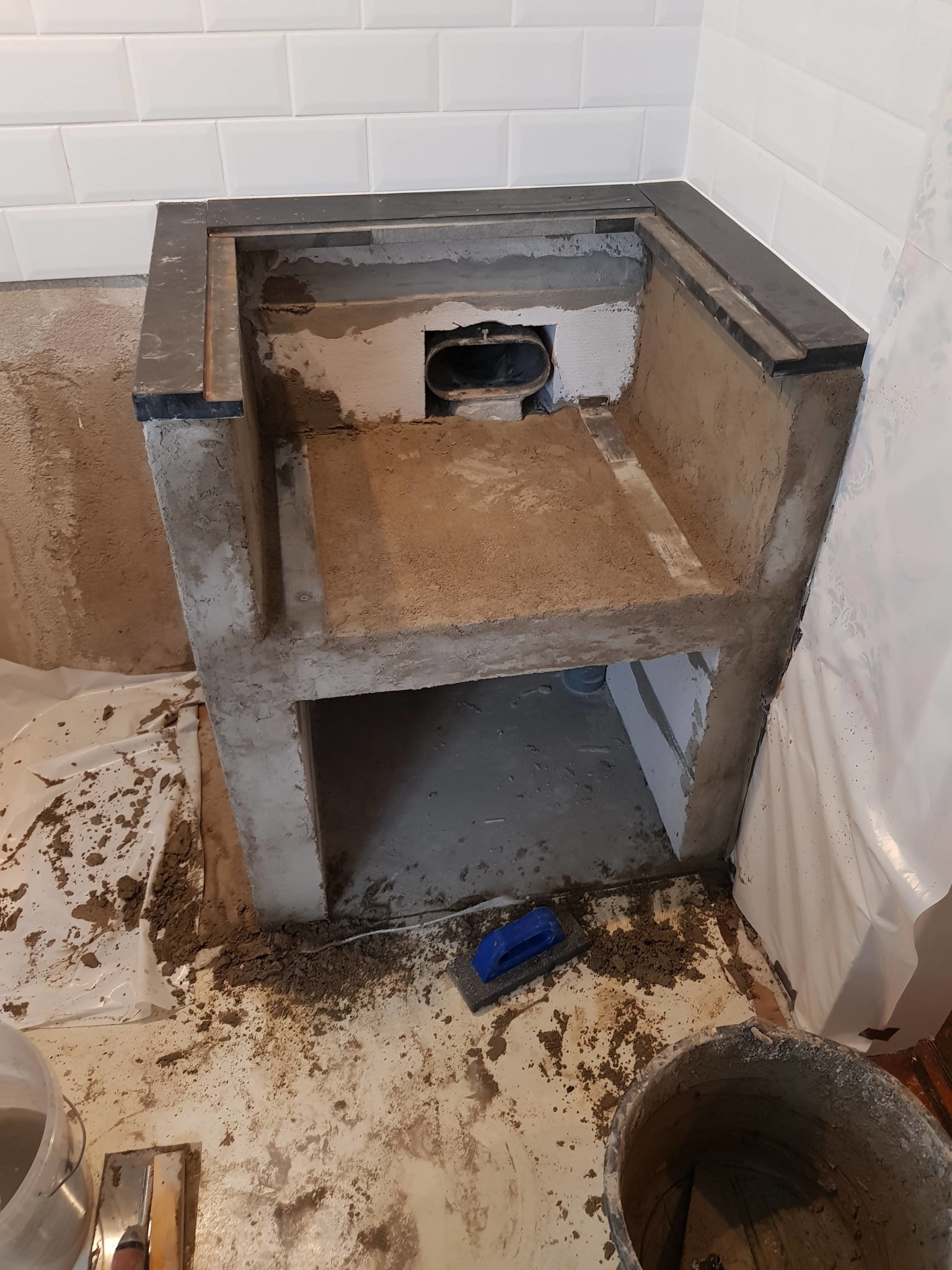 En vedspis installeras - Fotoalbum | Byggahus.se
