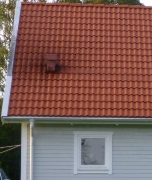Smuts på takpannor vid ventilationen till värmepumpen | Byggahus.se