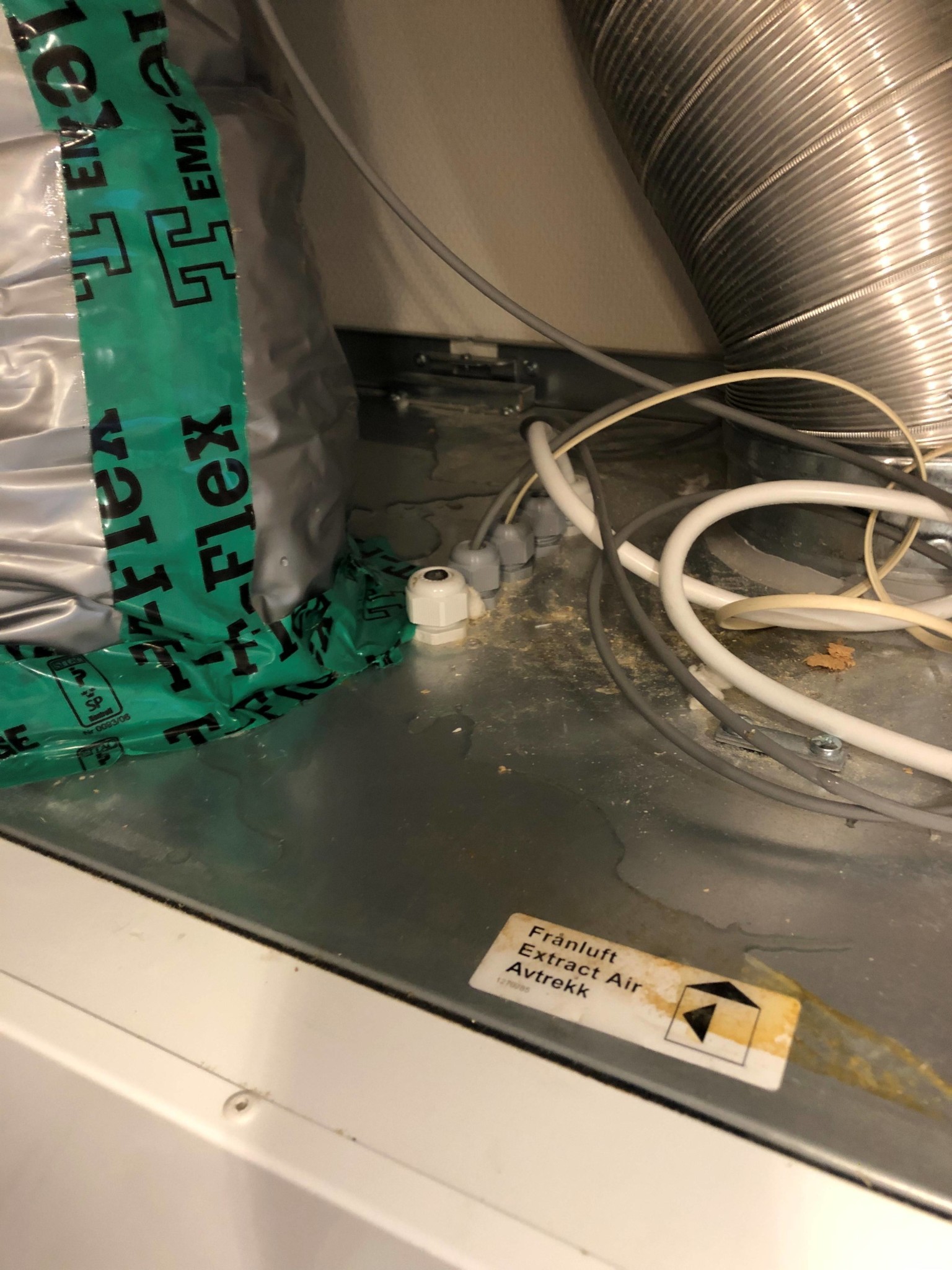 Kondens och avvattning på aggregatstak. | Byggahus.se