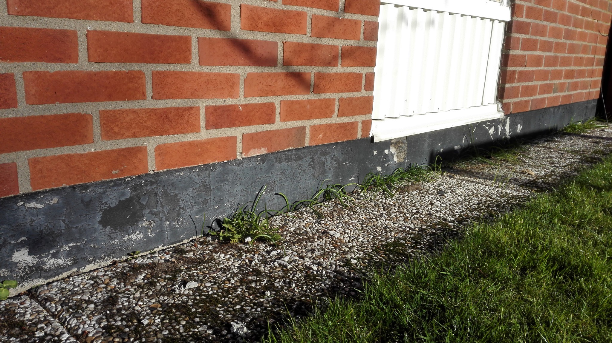 Färg eller kallasfalt på hussockeln? | Byggahus.se