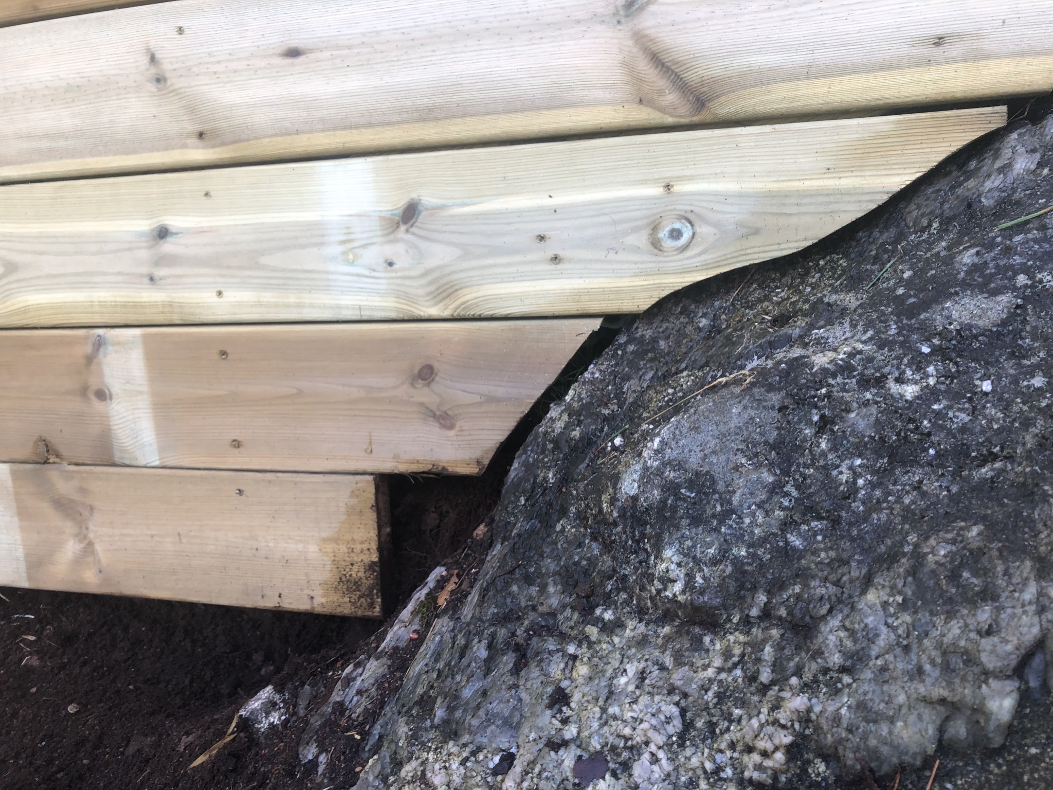 Hur sågar man kjol mot berg/Sten under altan | Byggahus.se