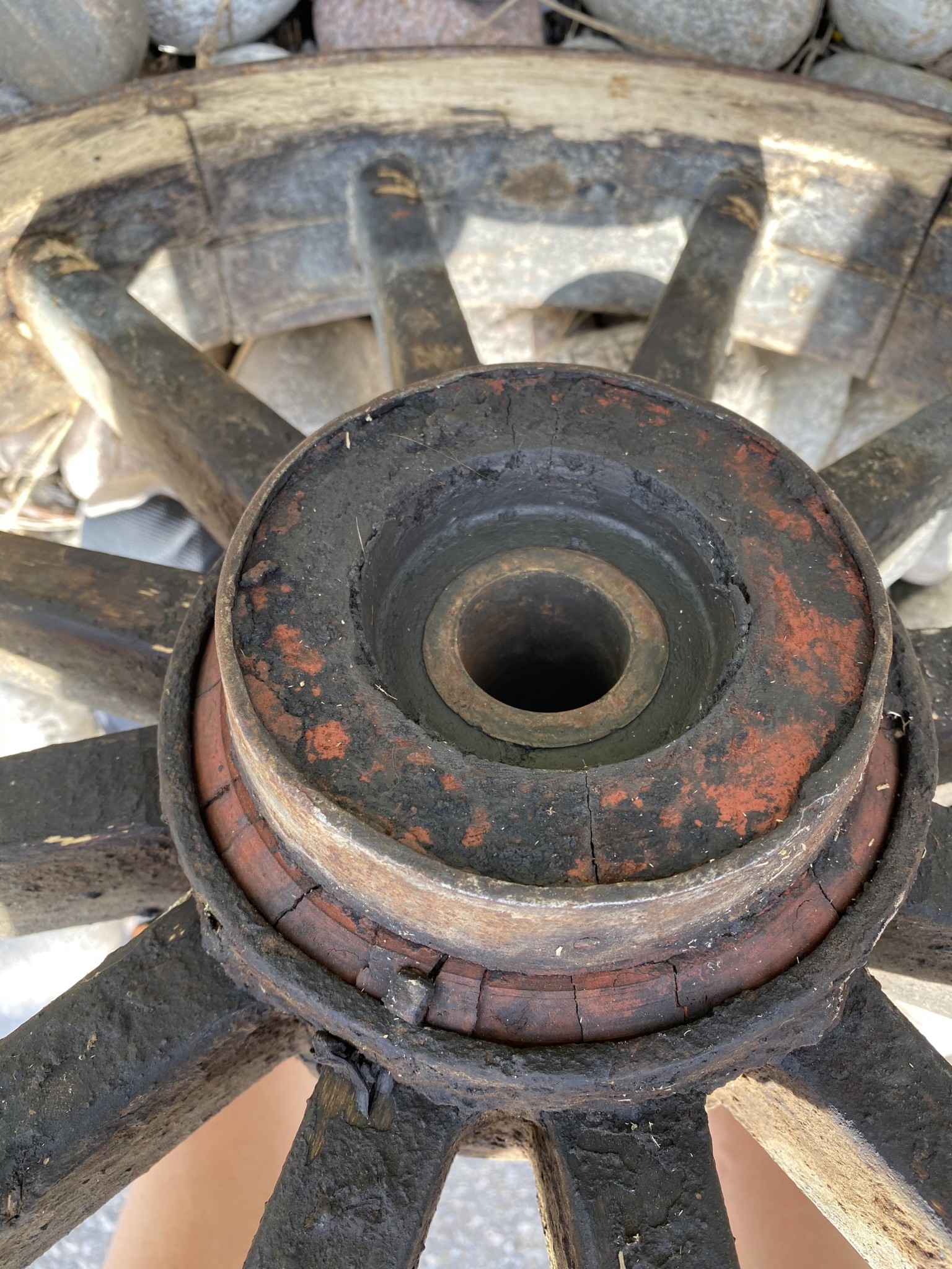 Ta bort nav på gammalt antikt hjul | Byggahus.se