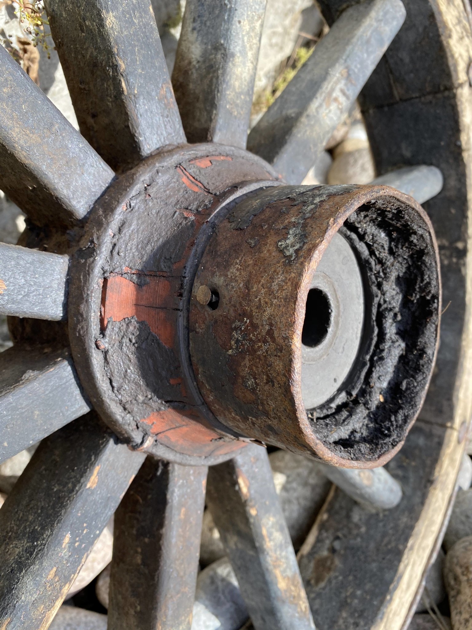 Ta bort nav på gammalt antikt hjul | Byggahus.se