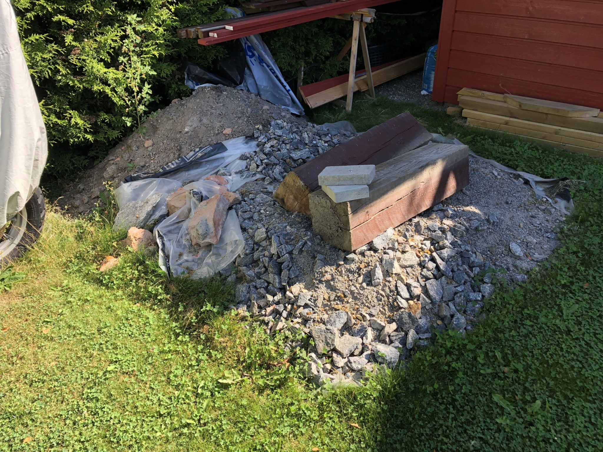 Lite fyllnadsmassor och jord/grus | Byggahus.se