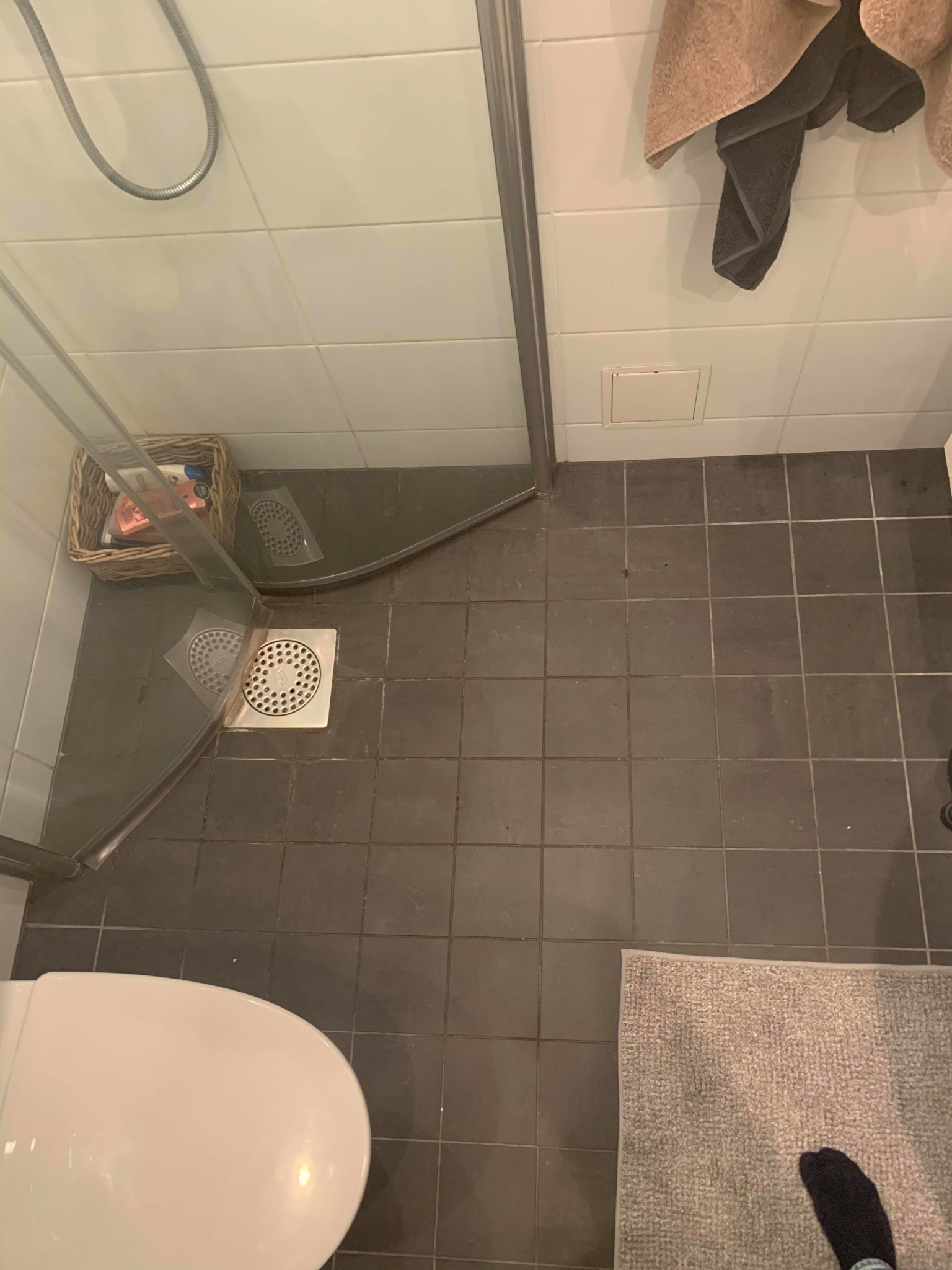 Slitet badrumsgolv - svart kakel - Hur snygga till? | Byggahus.se