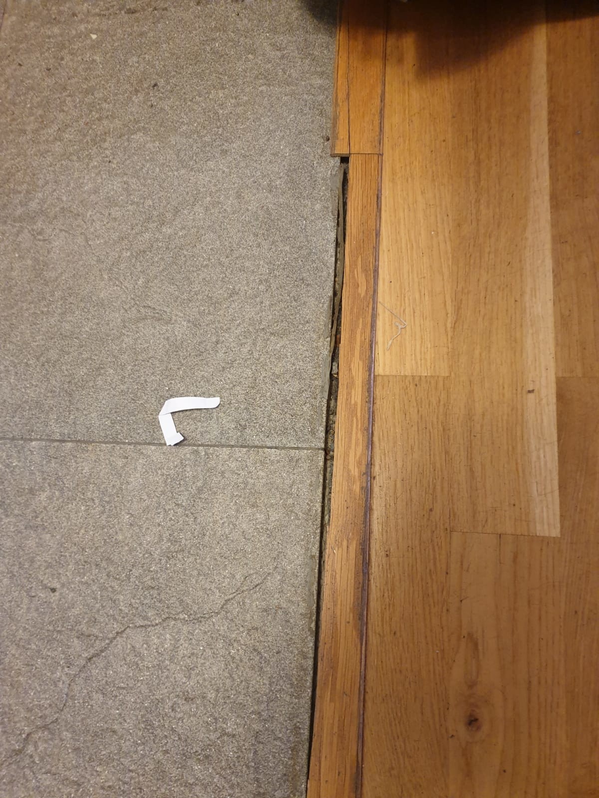 Få bort tröskel/list mellan stenplatta och parkett | Byggahus.se