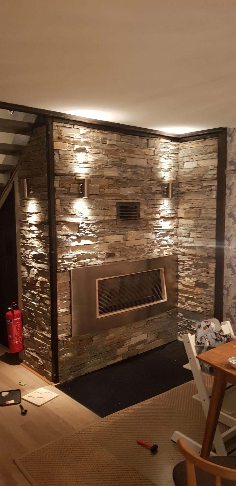 Byta väggbeklädnad runt inbyggd kamin | Byggahus.se