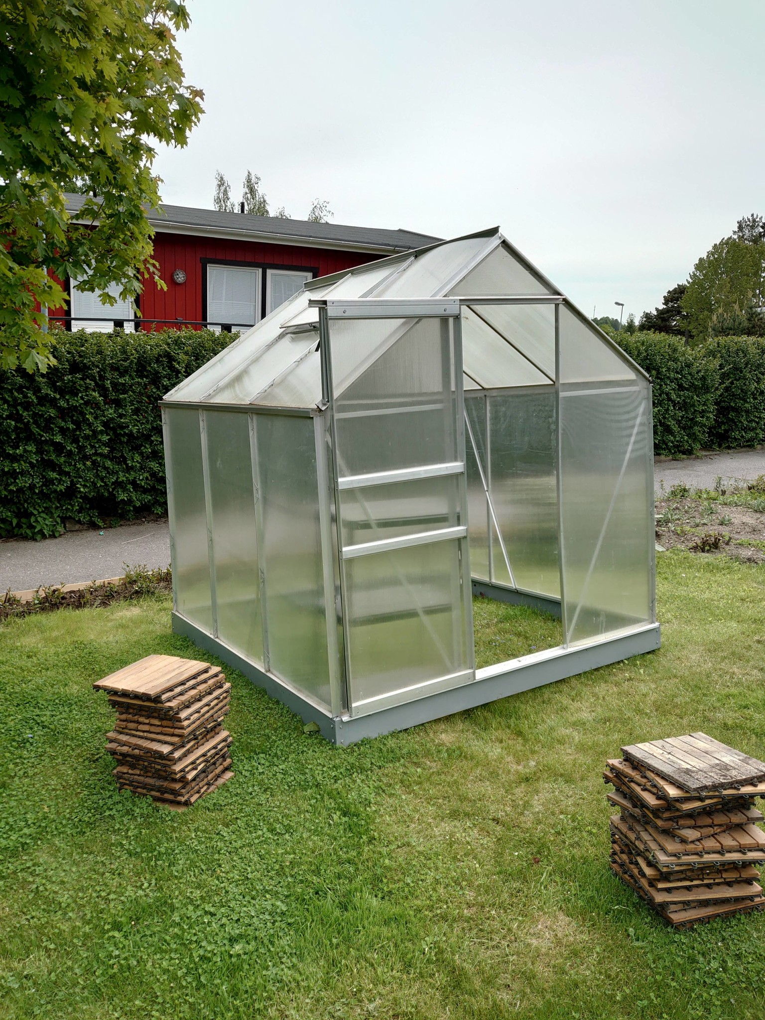Litet växthus på lutande tomt | Byggahus.se