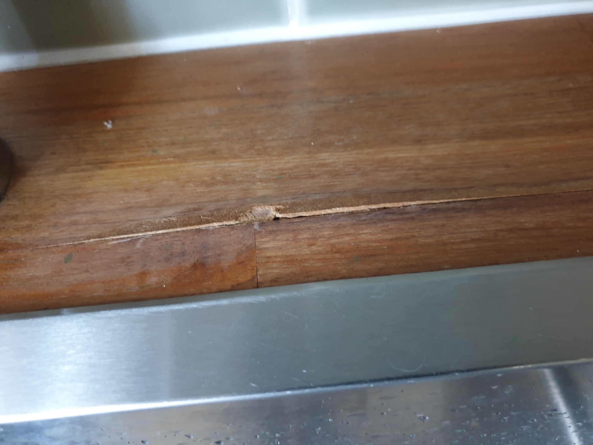 Spricka/svällning i bänkskiva vid diskho | Byggahus.se