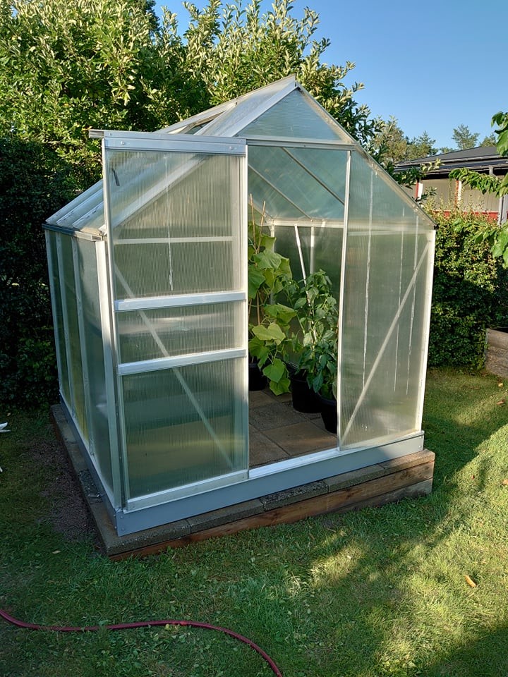 Litet växthus på lutande tomt | Byggahus.se