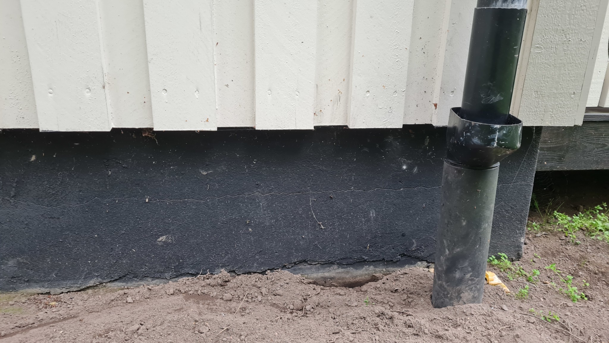 Färg som flagnat sockel. | Byggahus.se