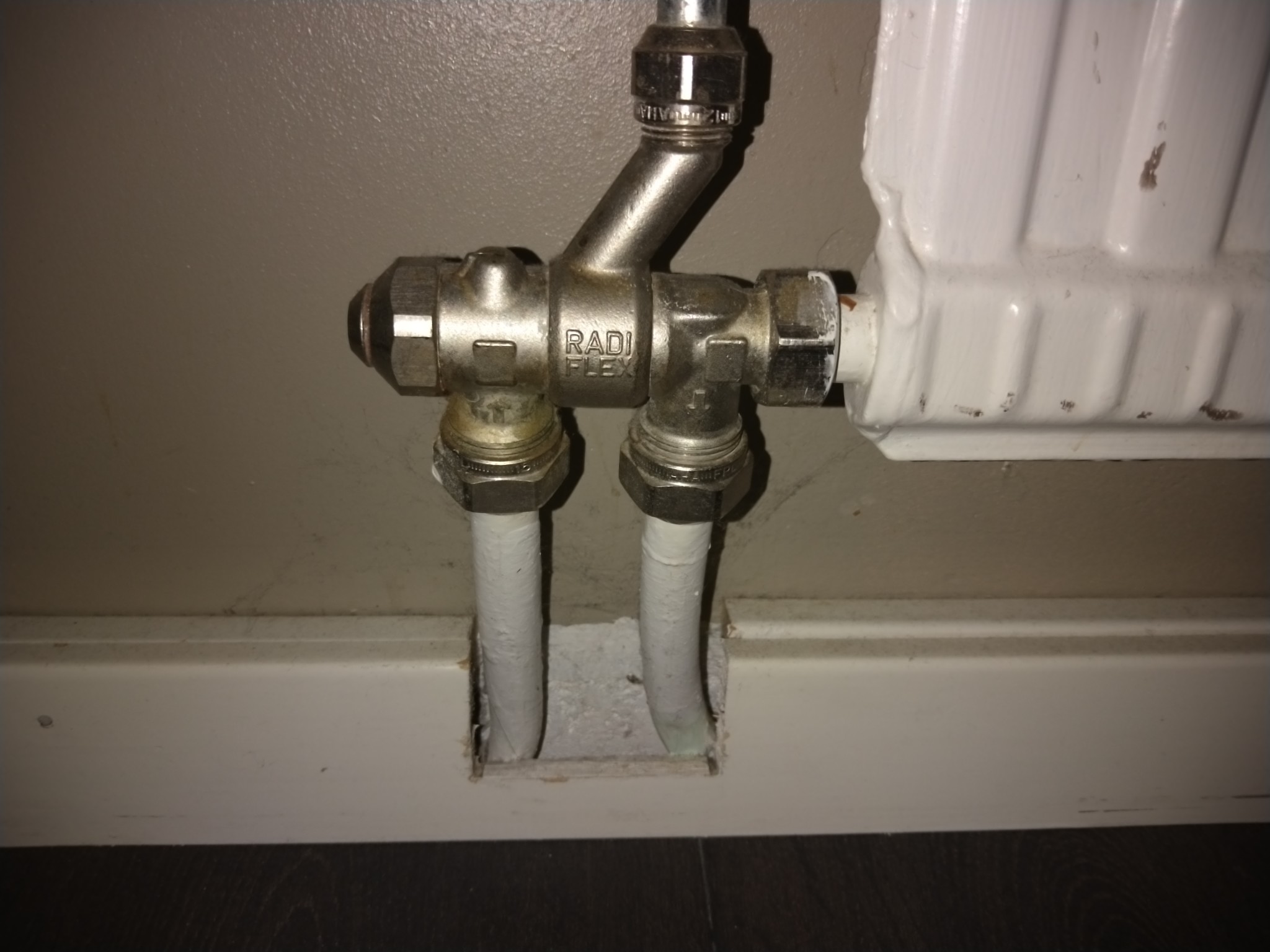 Någon som vet var strypventilen sitter på detta radiatorkoppel ...