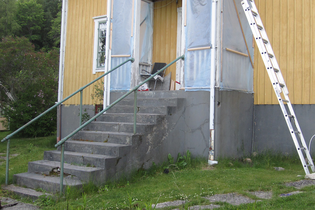 Gjuta nytt fundament för veranda utanpå rester av gamla fundamentet ...