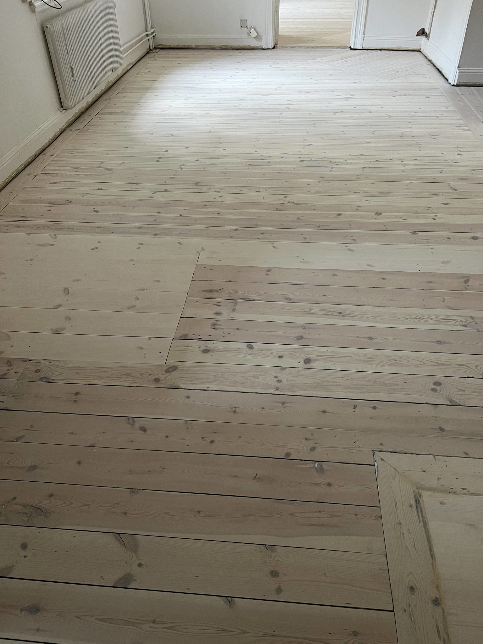 Färgskillnad i furu plankgolv | Byggahus.se