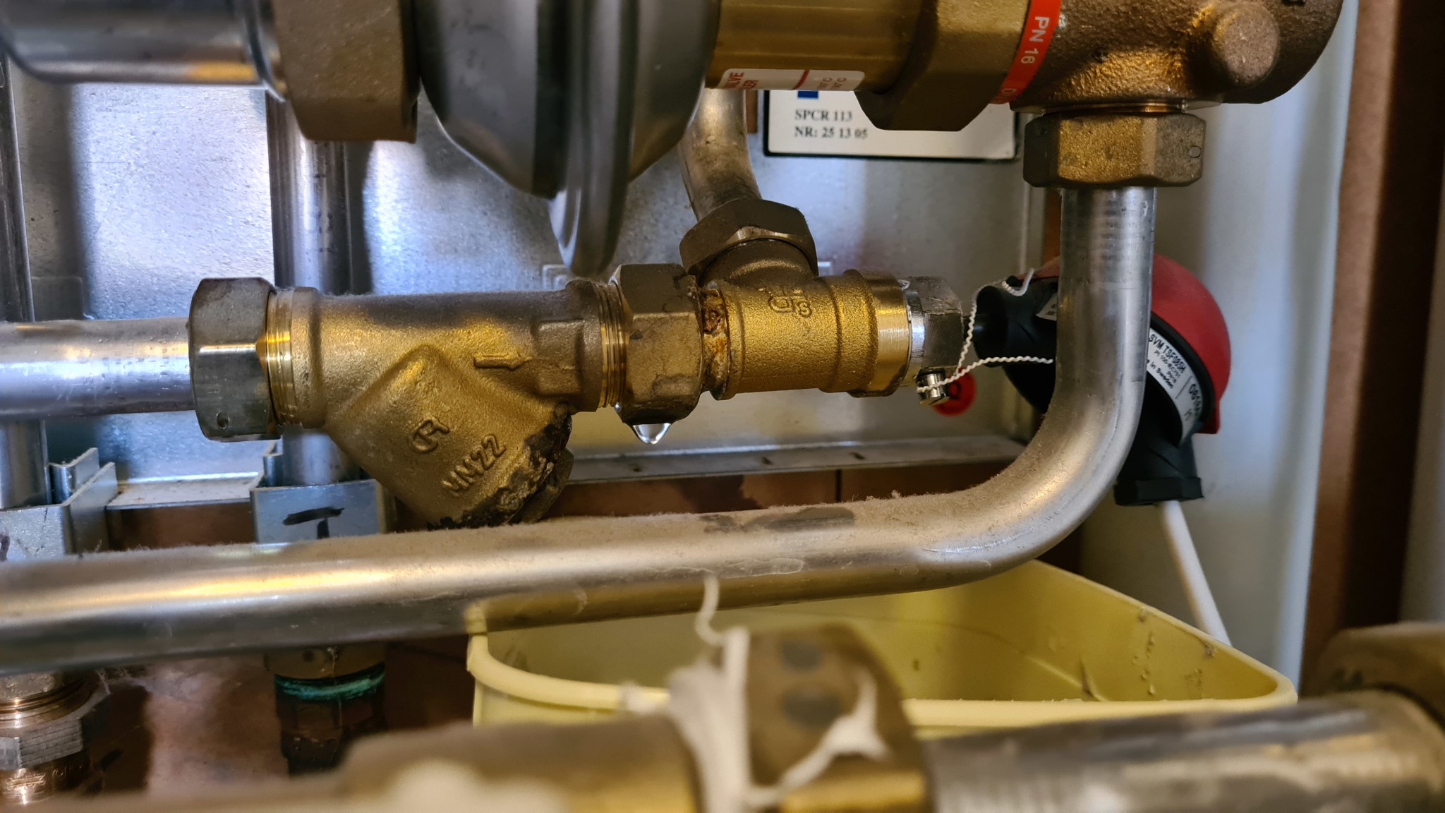 Koppling läcker i fjärrvärmecentral | Byggahus.se