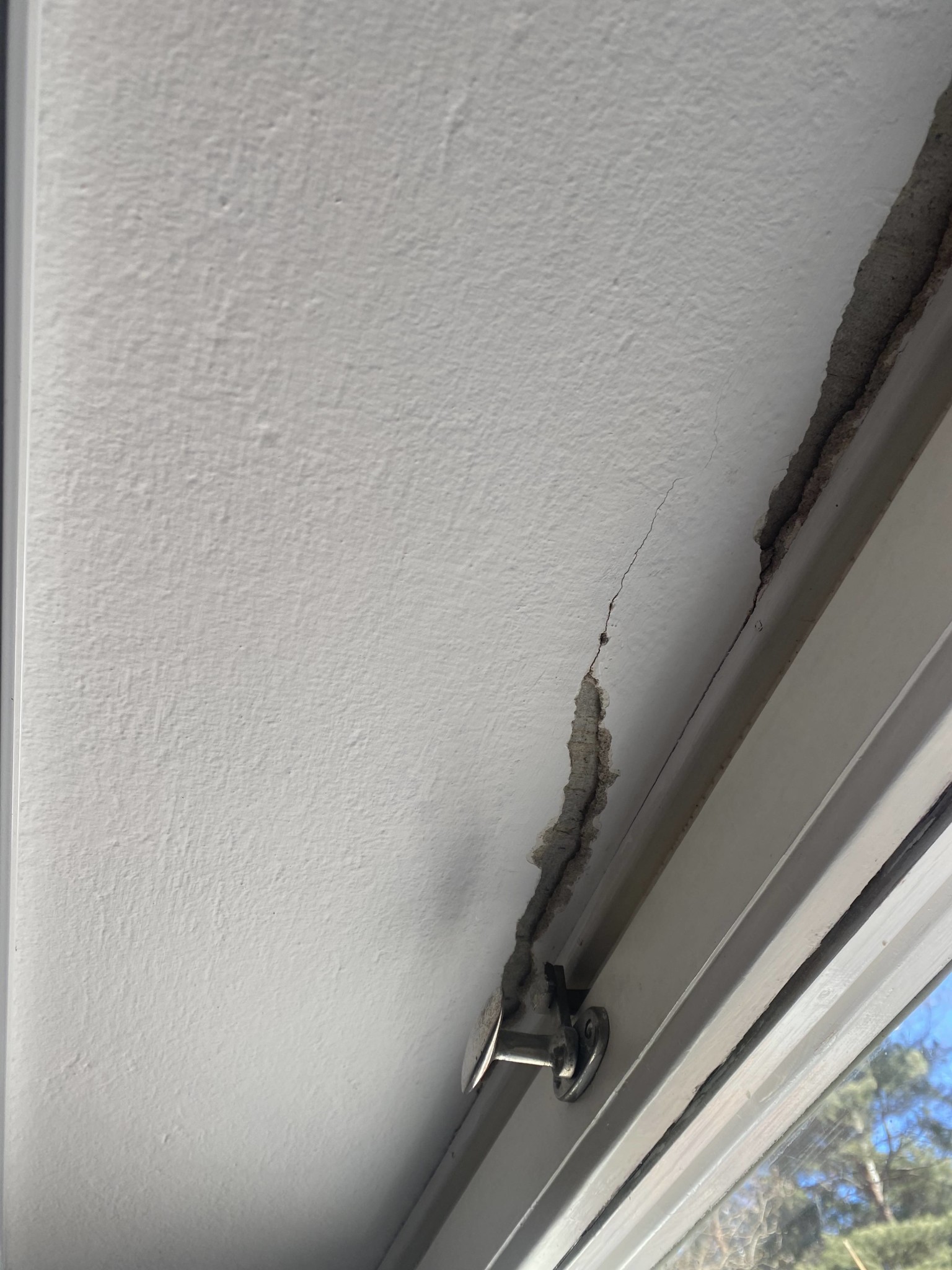 Material för att laga spricka vid fönster | Byggahus.se