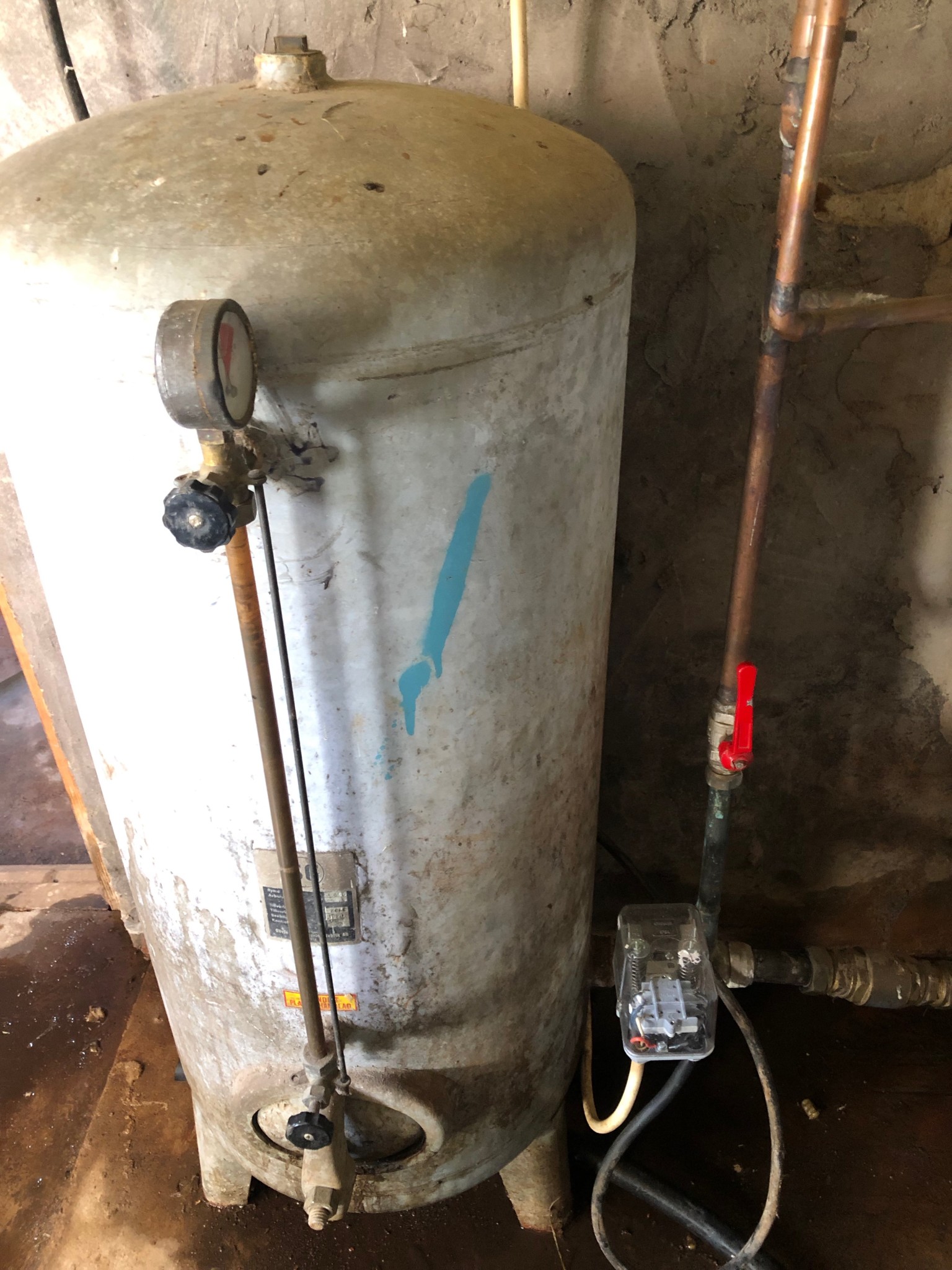 Inget tryck i hydrofor. Provat att tömma. | Byggahus.se