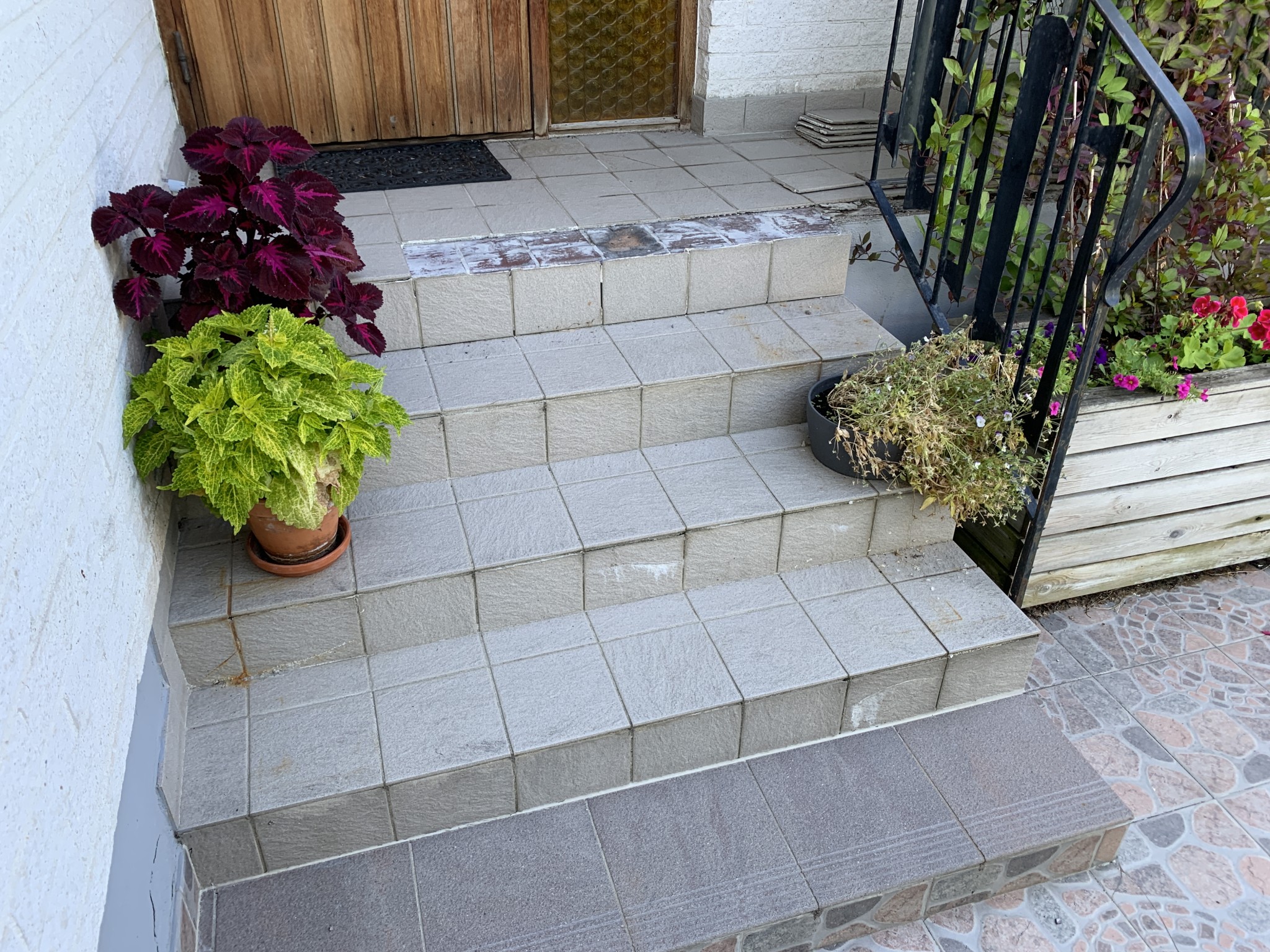 Klinker som lossnat på trappa utomhus | Byggahus.se
