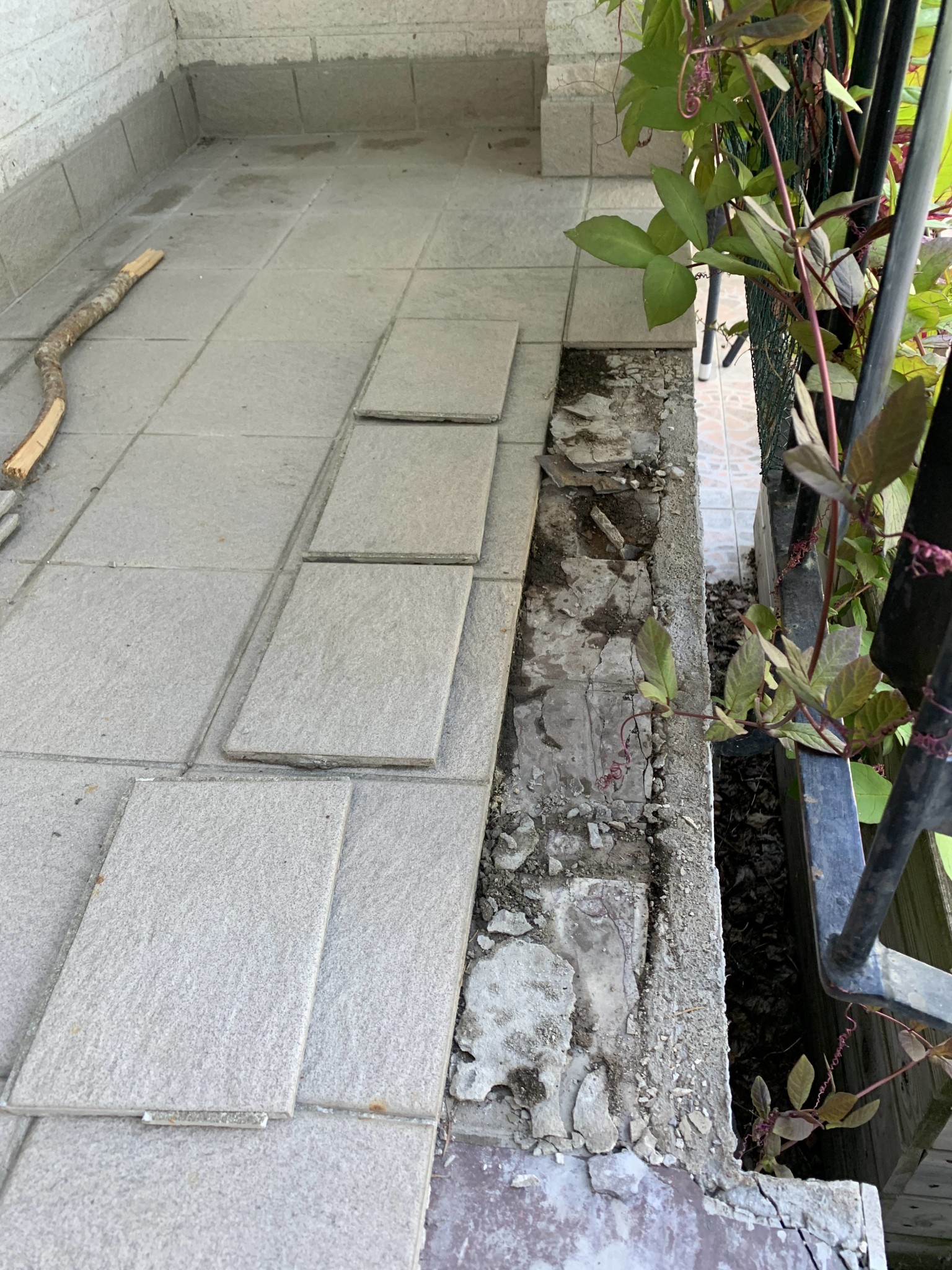 Klinker som lossnat på trappa utomhus | Byggahus.se