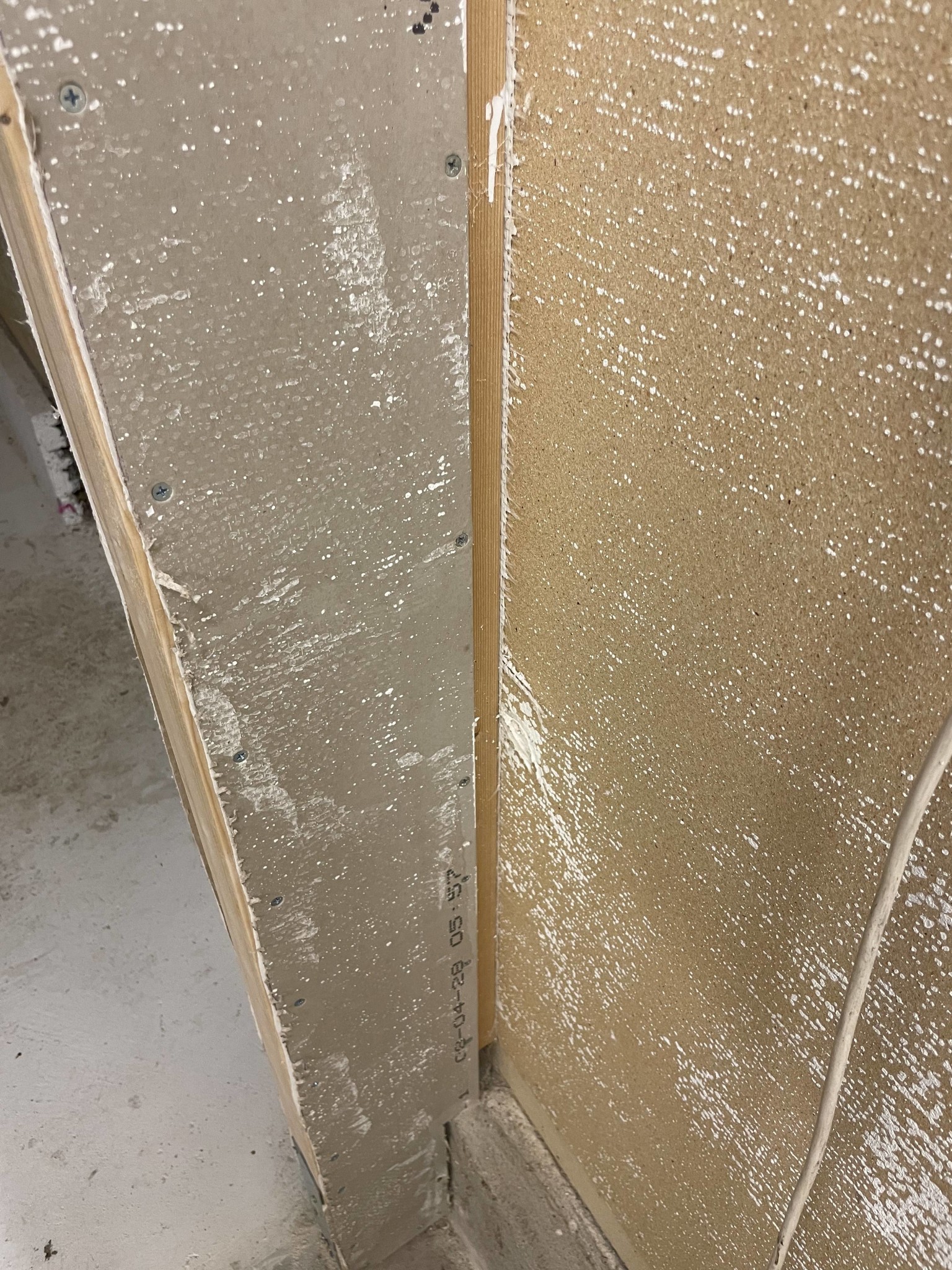 Bred skarv i hörn mellan gipsskivor | Byggahus.se