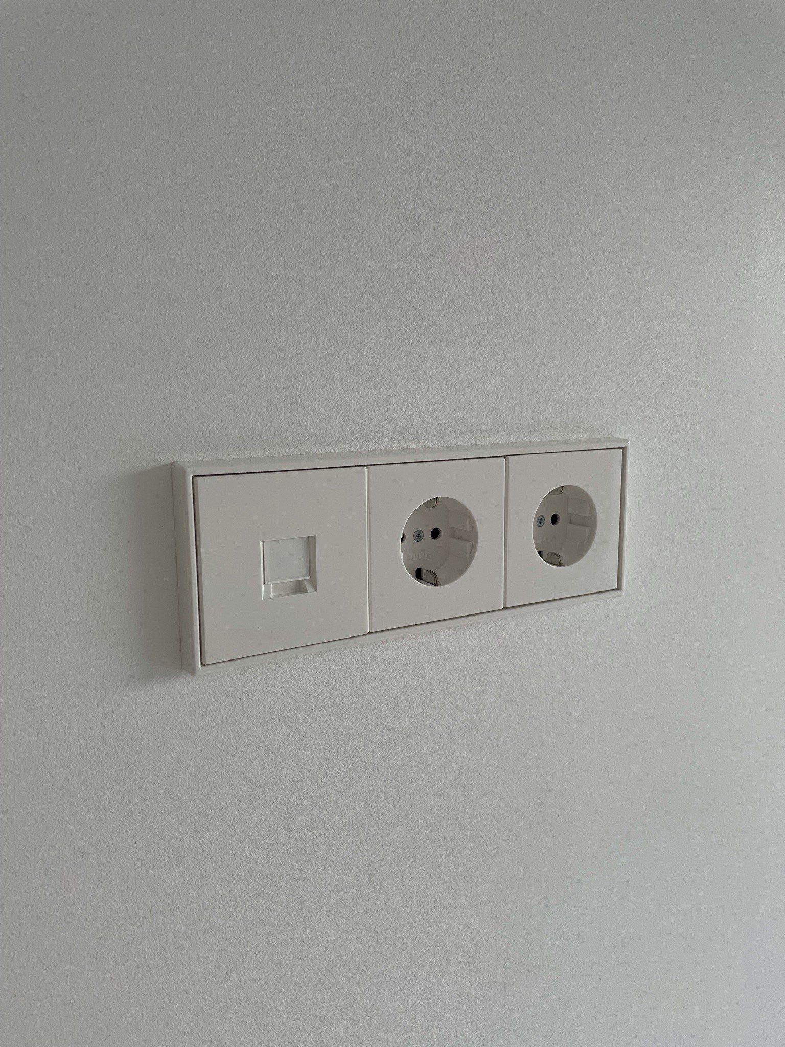 Försänkt/infällt uttag bakom TV | Byggahus.se