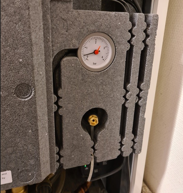 Nibe F370 läcker flera liter vatten per dag. Orsak? | Byggahus.se