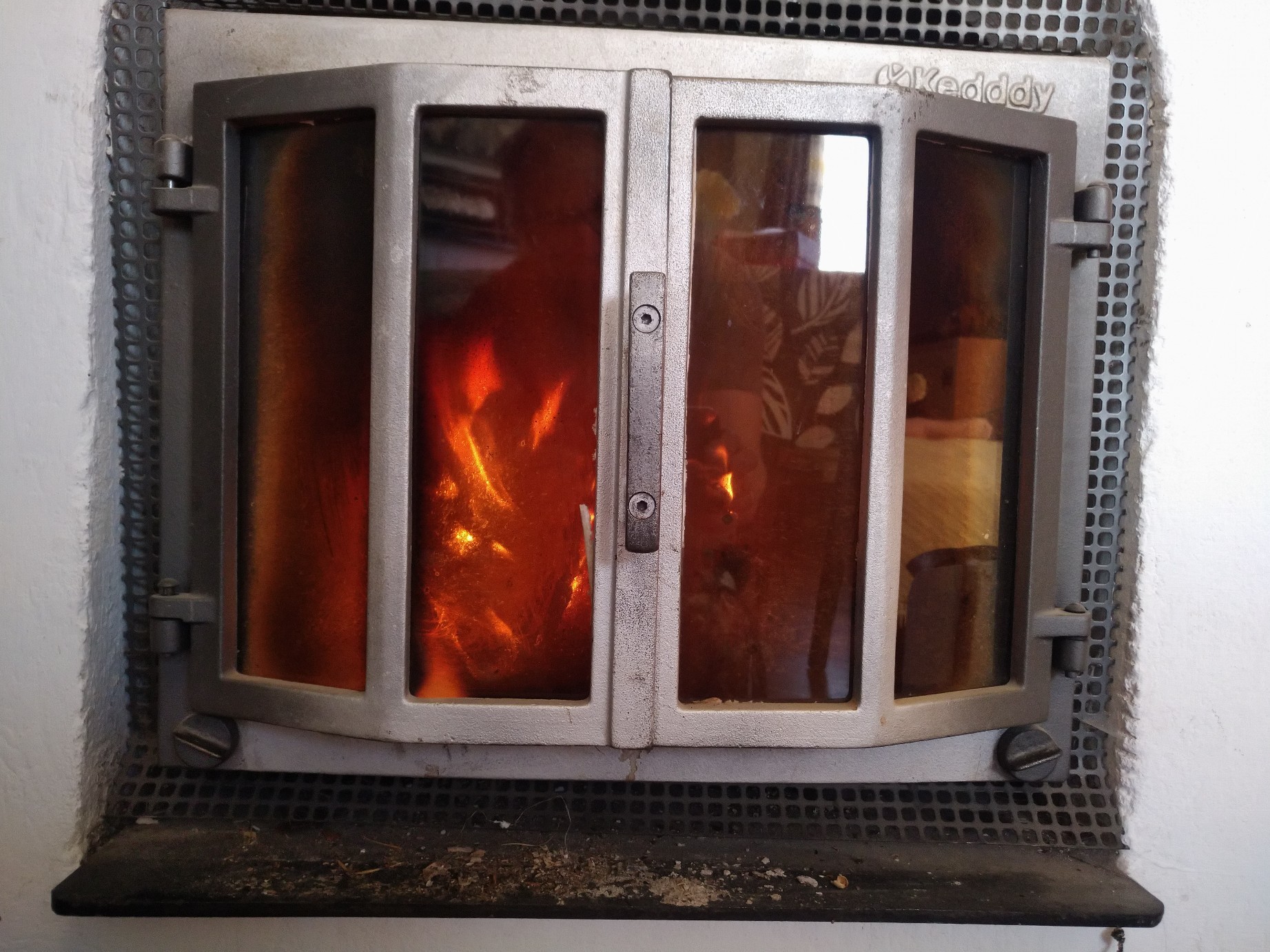 Kallt trots insats i öppen spis | Byggahus.se