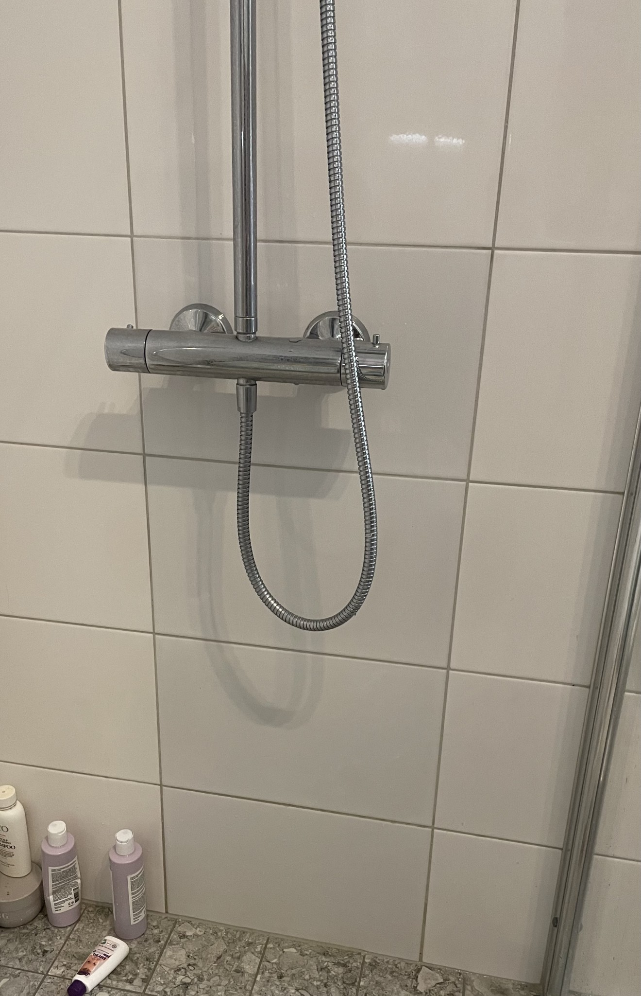 Missfärgat (blålila) kakel i dusch | Byggahus.se