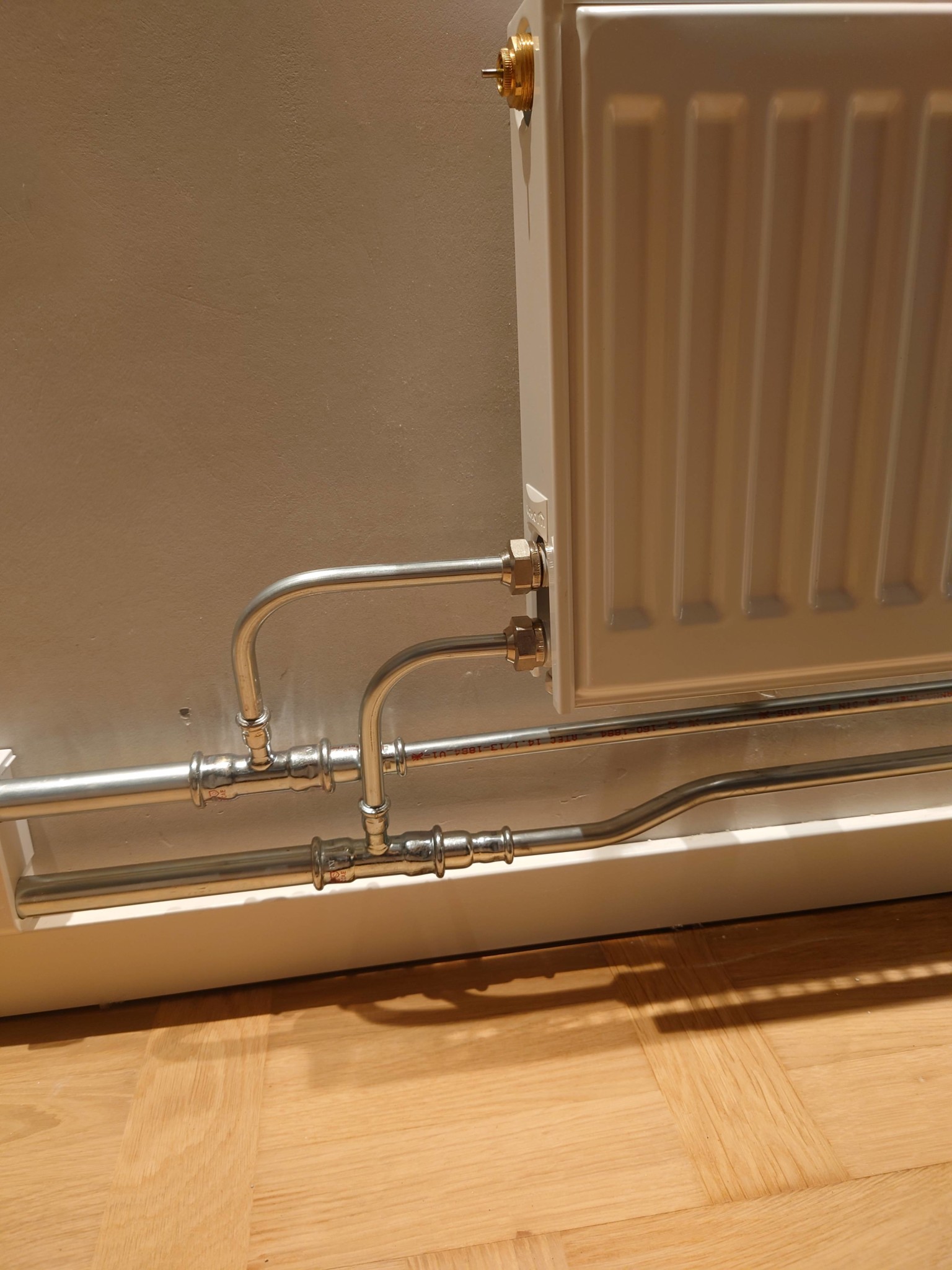 Synlig rördragning och estetiskt tveksam inkoppling i Thermopanel V4 ...