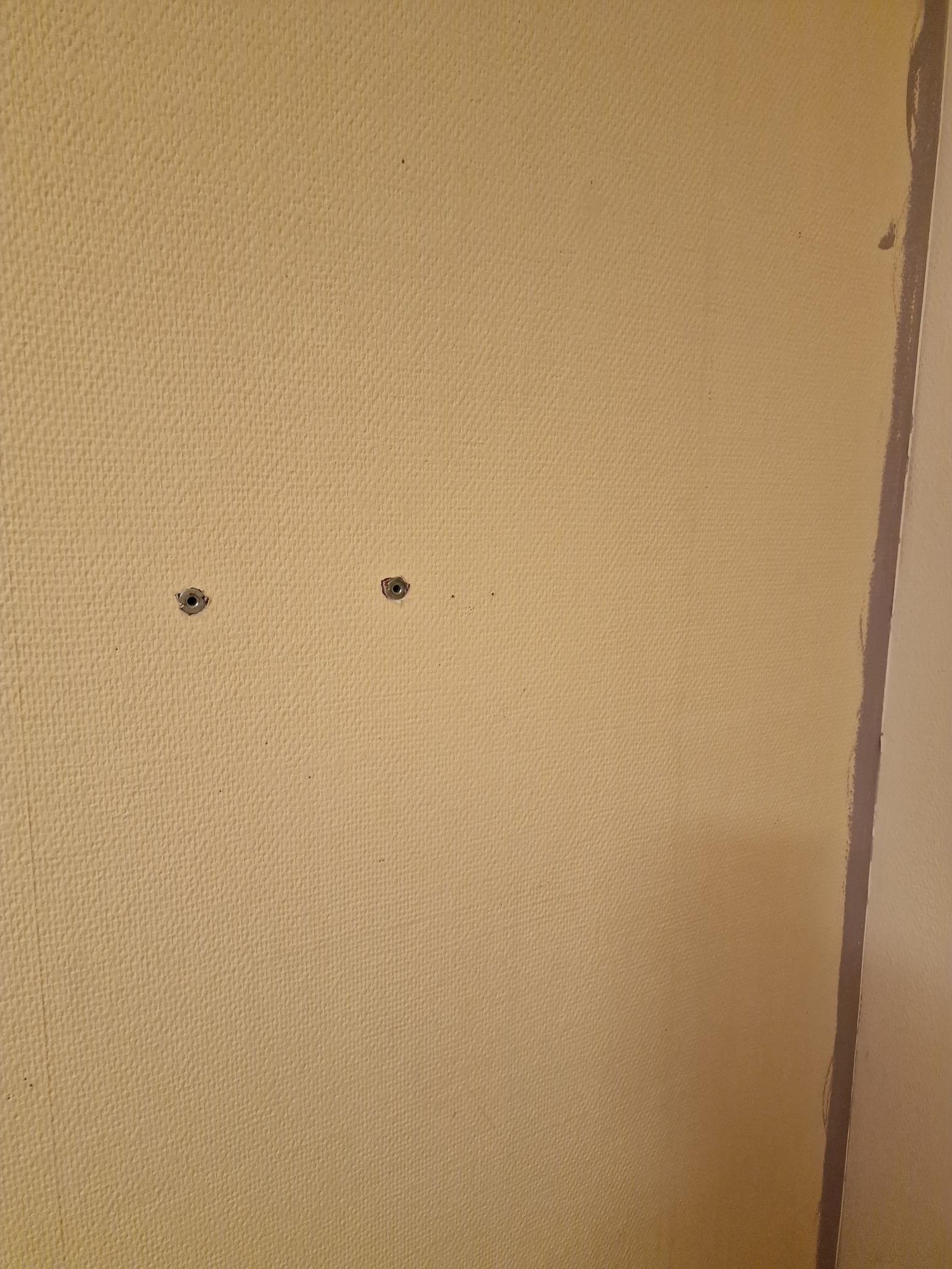 Mollyplugg i strukturtapet - ta bort? måla över? | Byggahus.se