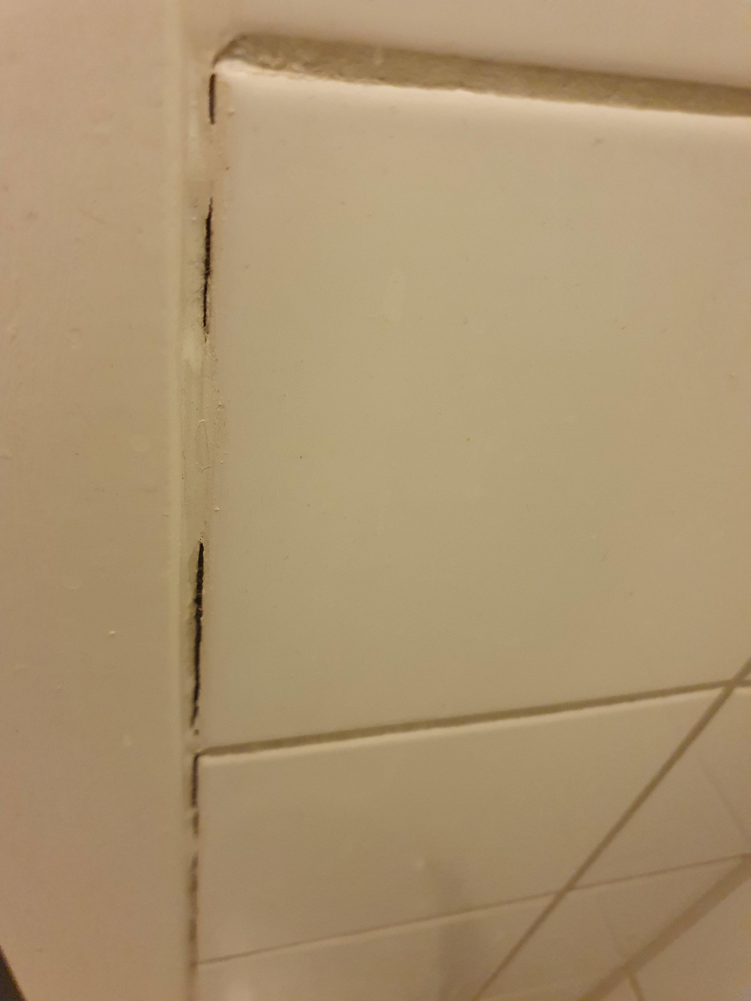 Spricka mellan foder och kakel | Byggahus.se