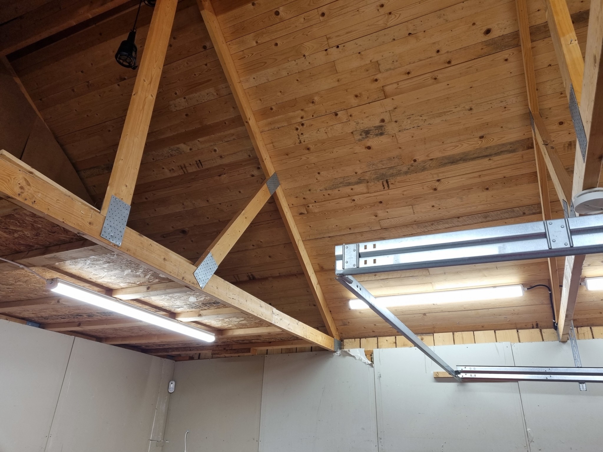 Isolera tak i garage | Byggahus.se