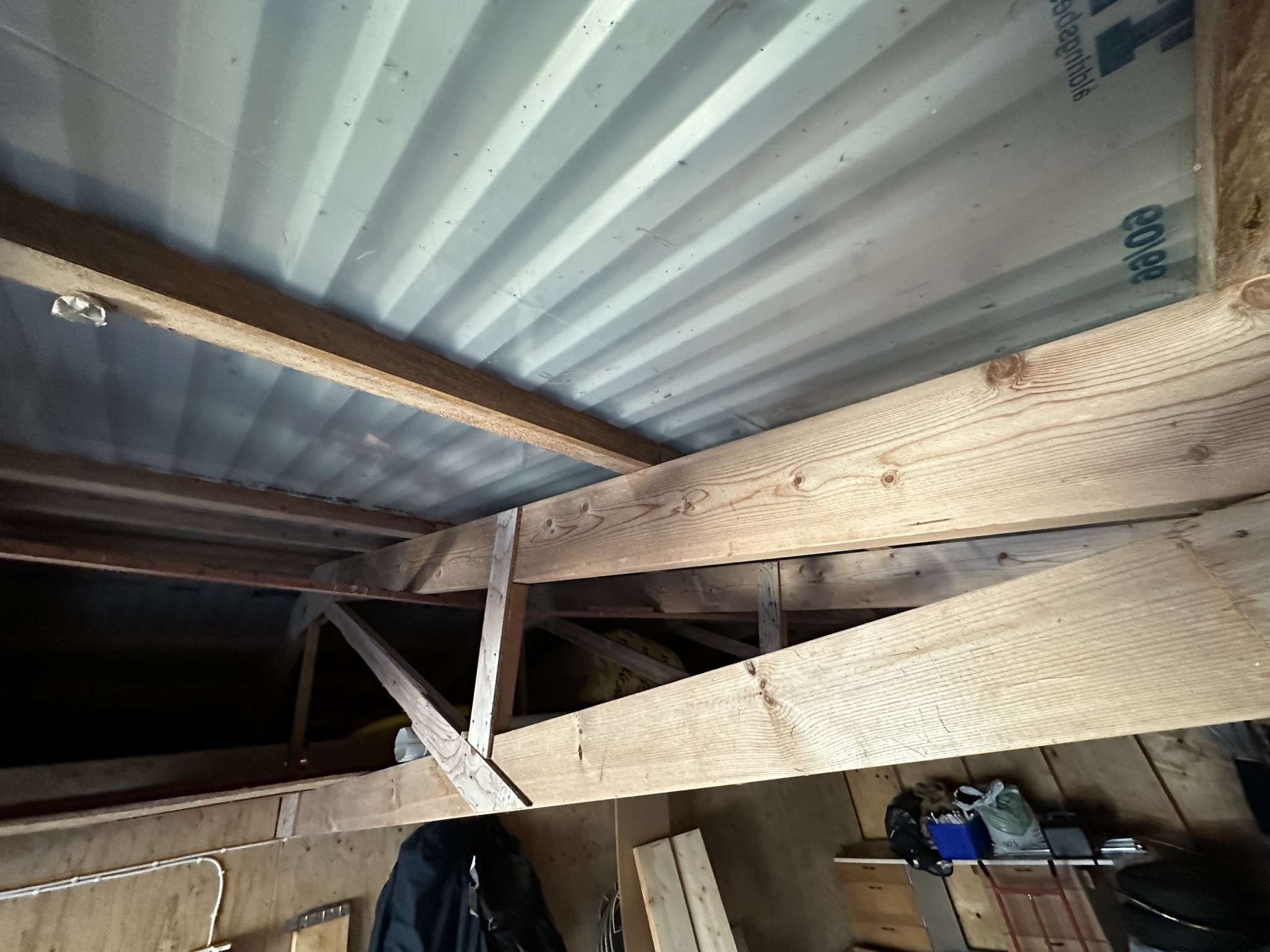 Isolera garage med plåttak | Byggahus.se