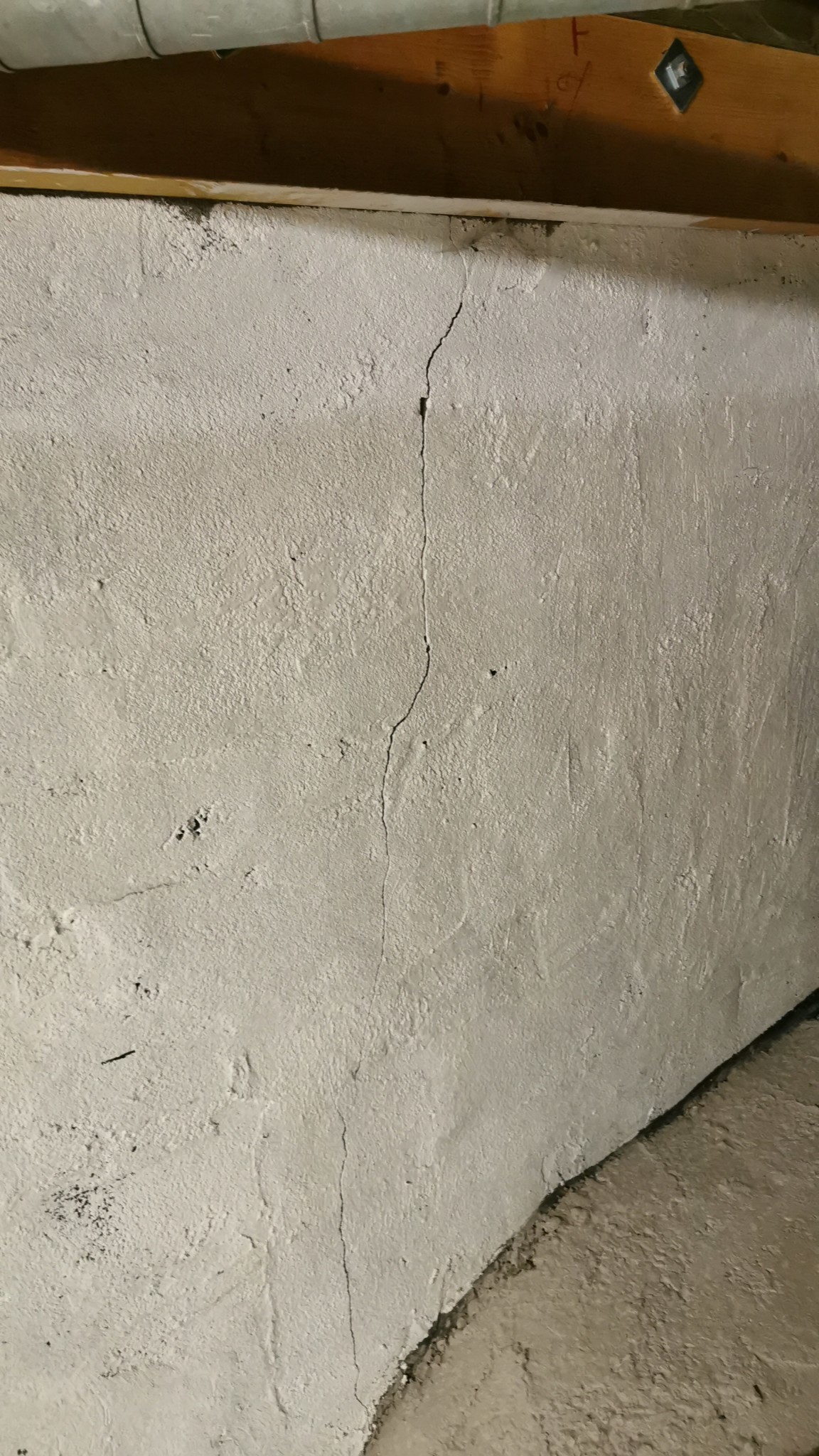 Sprickor i innerväggar källare | Byggahus.se