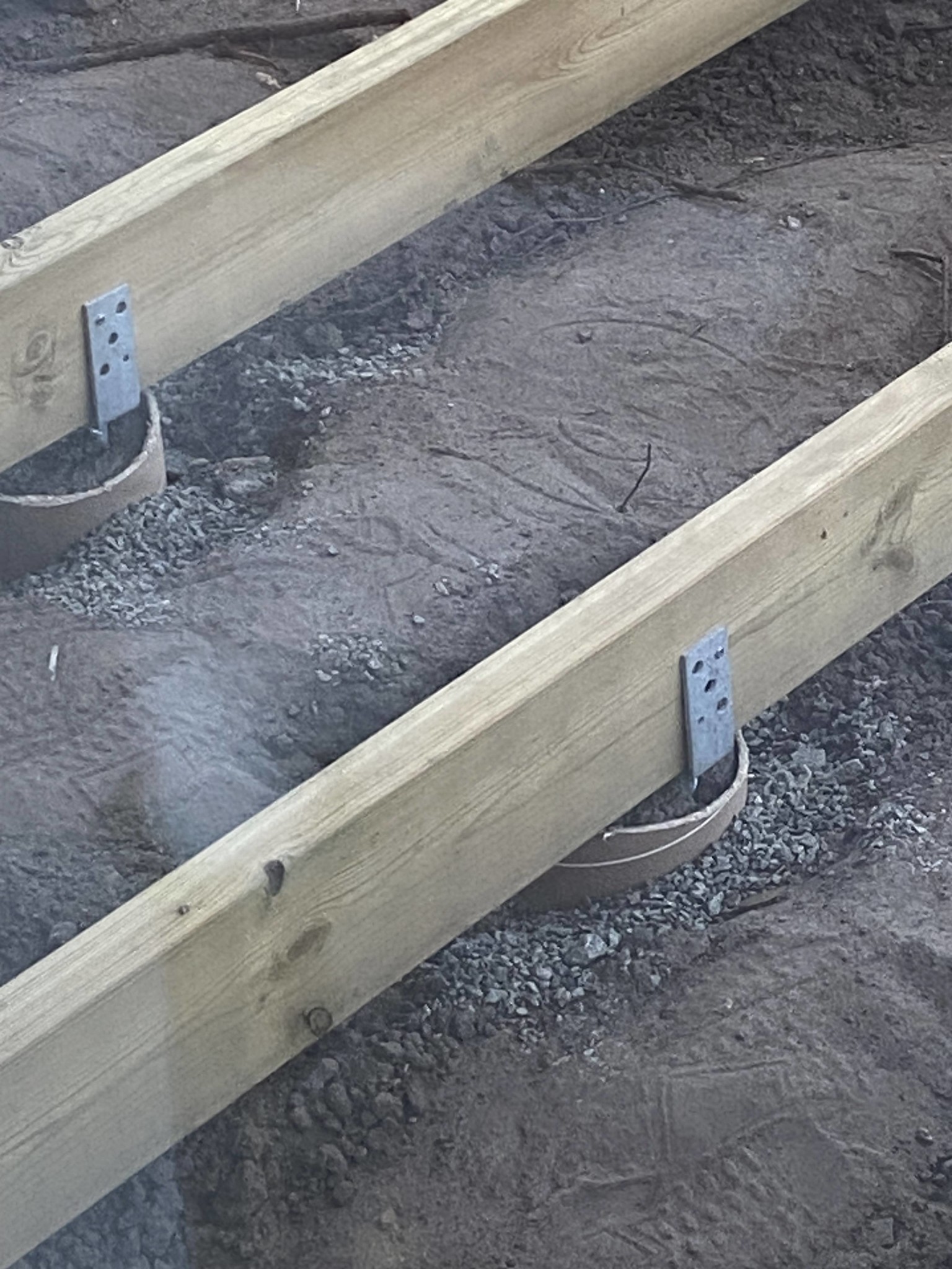 Stolpsko ej centrerad i betongplint | Byggahus.se