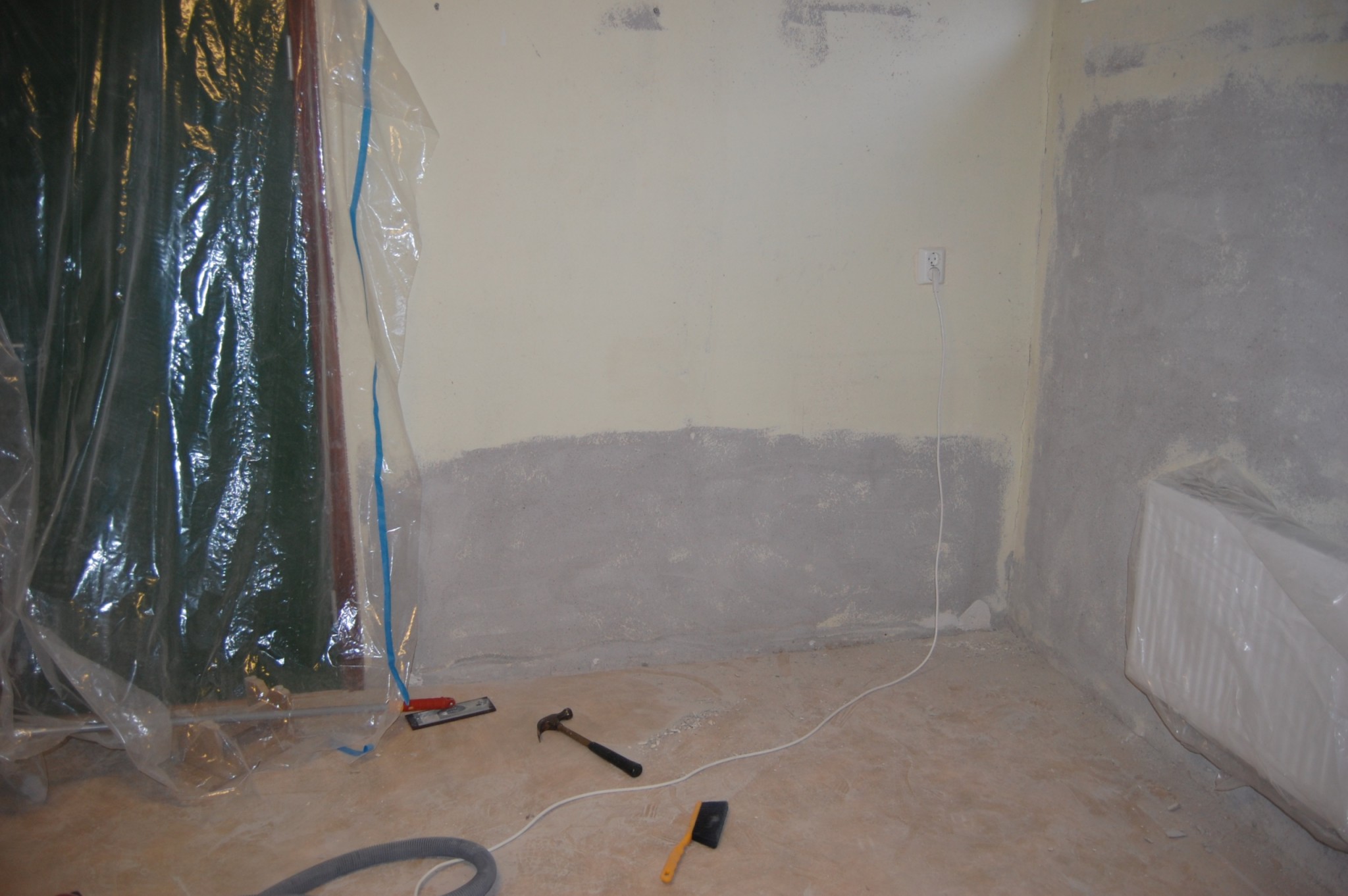 Renovering av källare, rum 1: Bortagning av tapeter, laga puts mm- råd ...