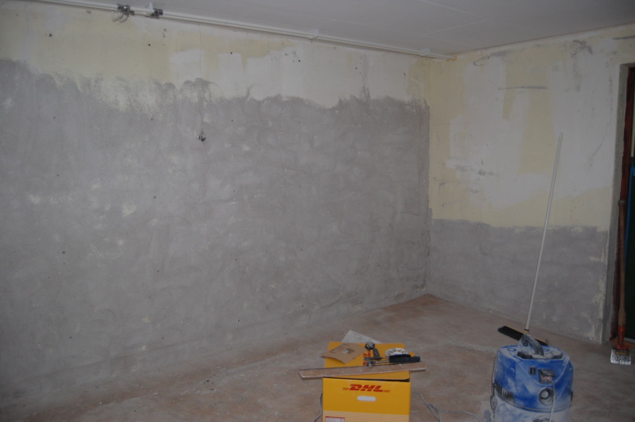 Renovering av källare, rum 1: Bortagning av tapeter, laga puts mm- råd ...