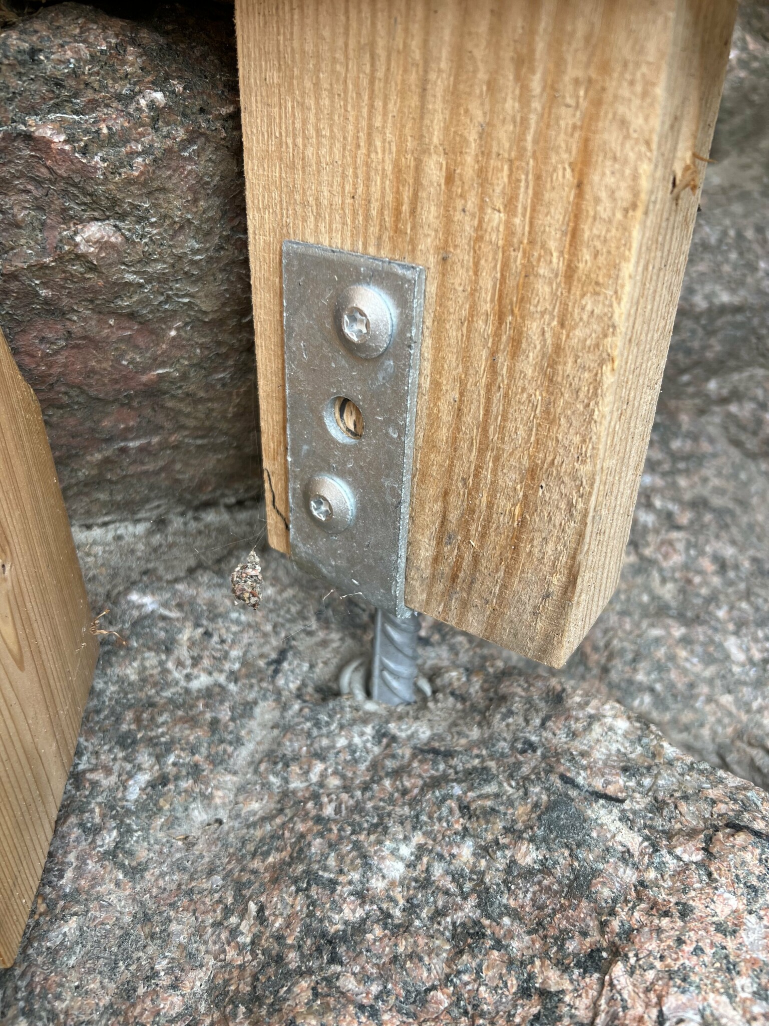 Fästa 180 cm hög 70x70 stolpe i stolpsko | Byggahus.se