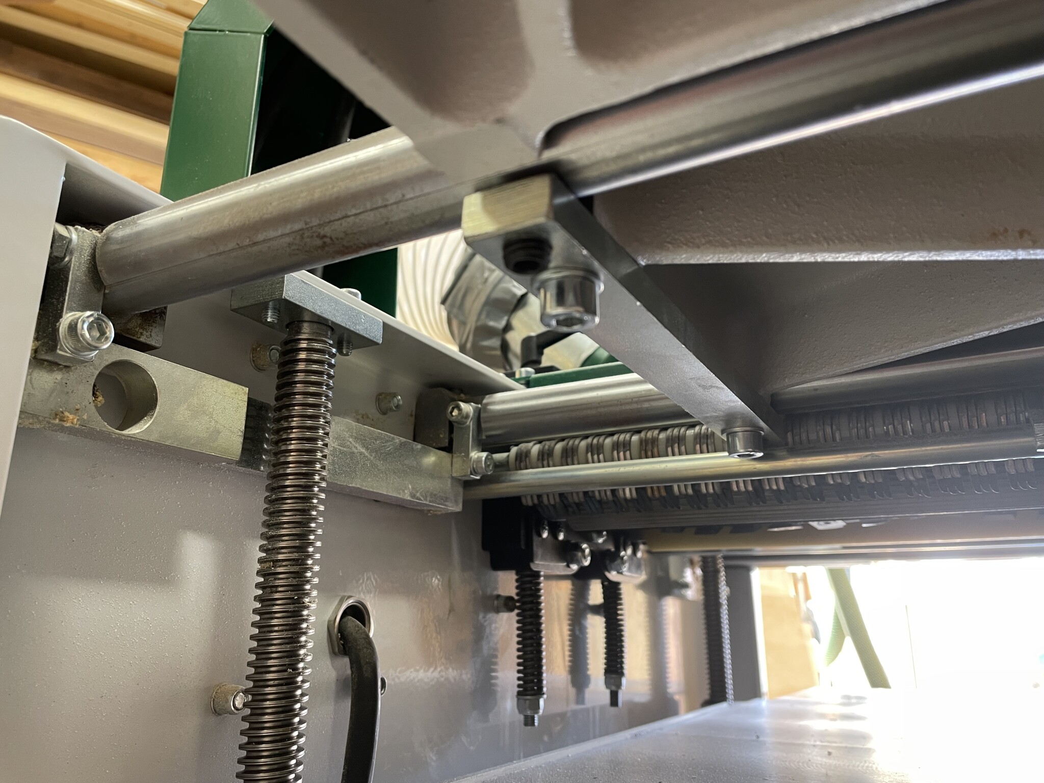 Justering av utmatningsbord Moretens H410 | Byggahus.se