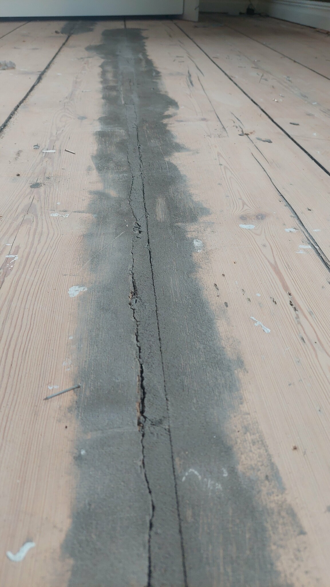 Flytspackel under plastmatta på trägolv | Byggahus.se