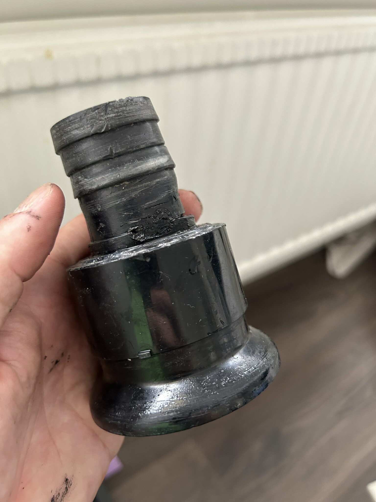 Koppling ifrån pump till slang som går till sandfilter. | Byggahus.se